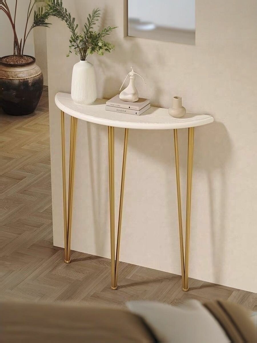 Полукруглая консоль в прихожей с сосновой столешницей и железной подставкой Золотые ножки