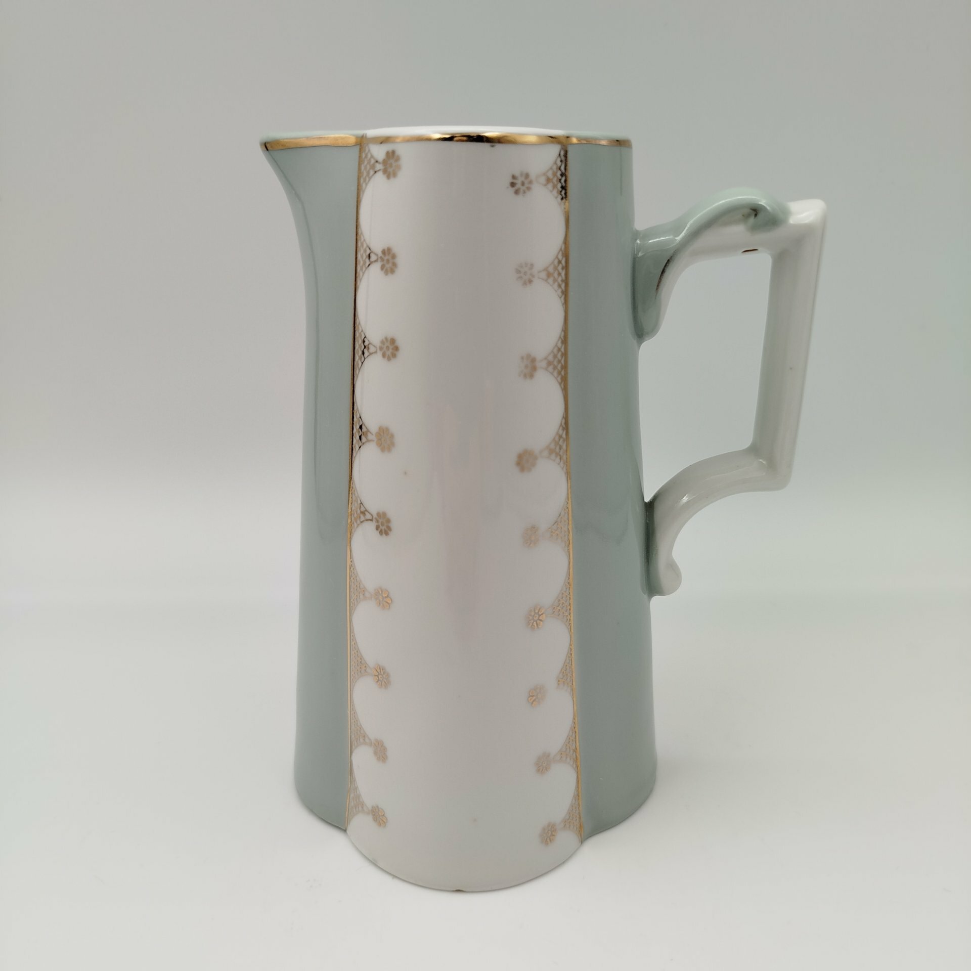 Кувшин лаконичной формы с золотистым орнаментом, фарфор, крытье, золочение
