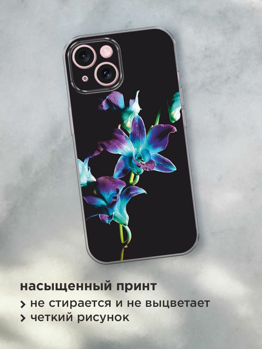 Чехол на Apple iPhone 15 / Айфон 15 с принтом "Синий цветок на черном" — фото 1