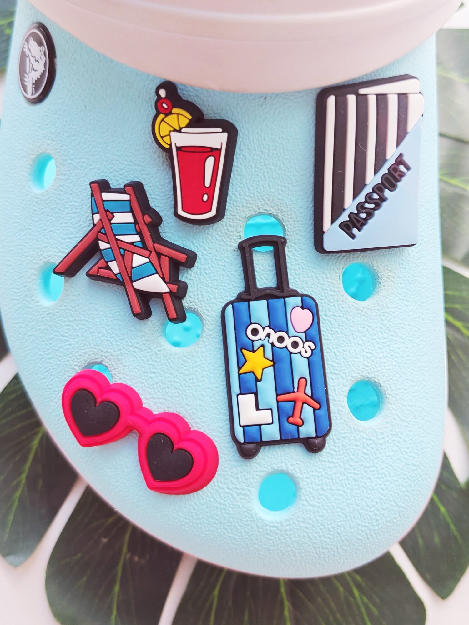 Джибитсы на crocs чемодан пляж очки отдых