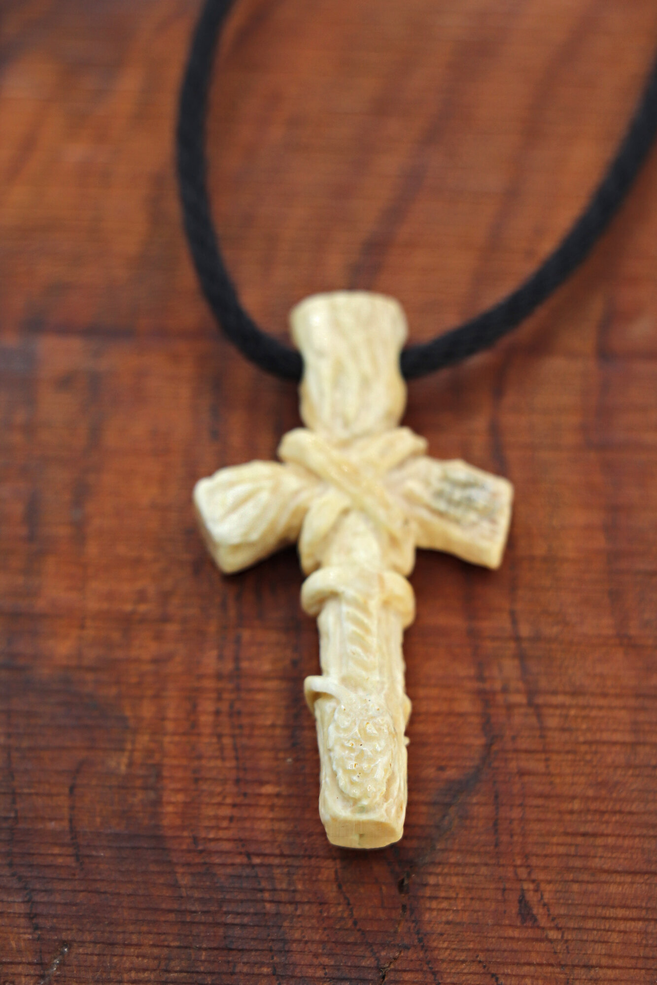Нательный крест святой Нины из бивня мамонта