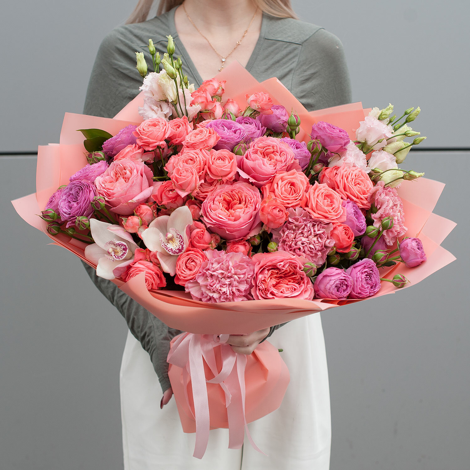 Букет из пионовидных кустовых роз, гвоздик, орхидей "Софи Лорен"