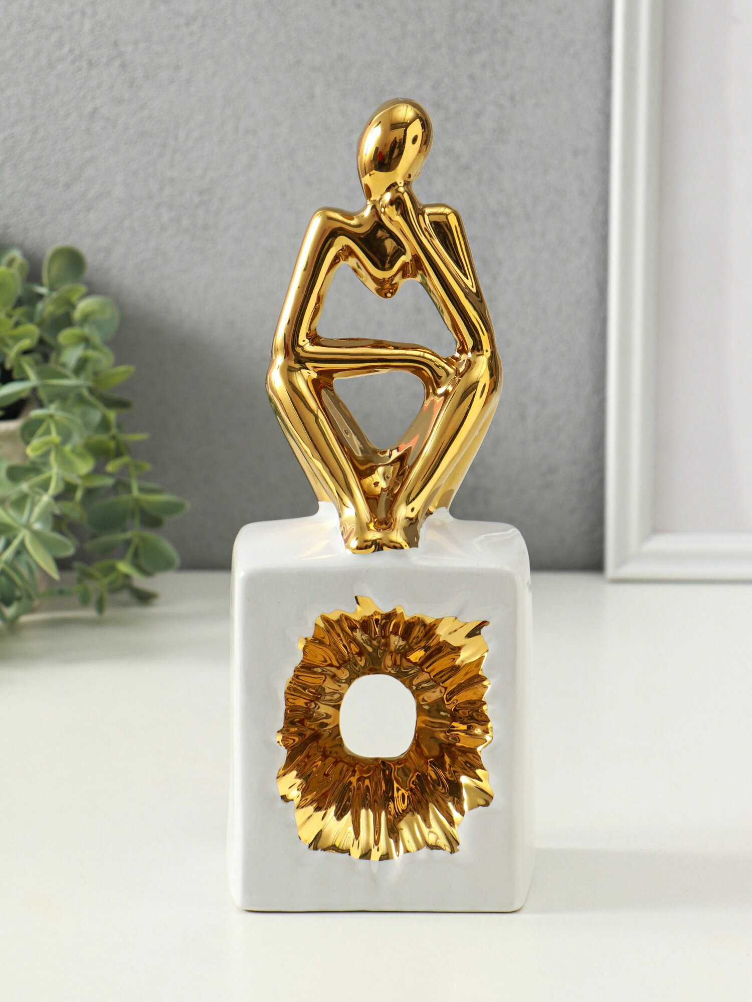 Фигура керамика "Задумчивый человек", белый с золотом, 7x9.5x26 см