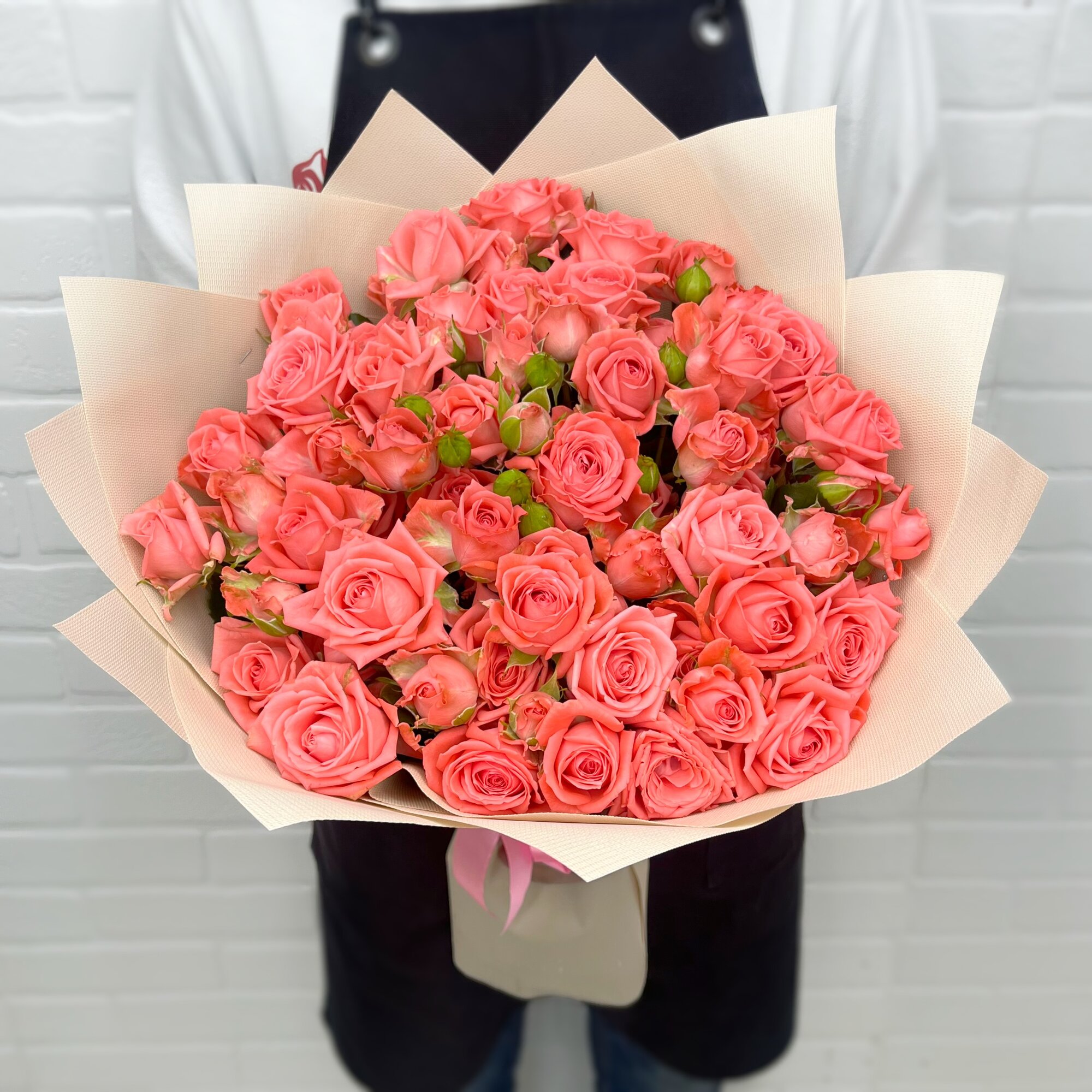 Розы кустовые Барбадос 15 шт в моно букете 40 см Q154 Rozavam