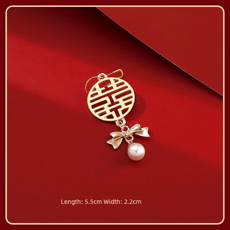 Новые декоративные элементы для свадебных туфель: красные шнурки, подвеска в виде свадебного героя, праздничная пряжка