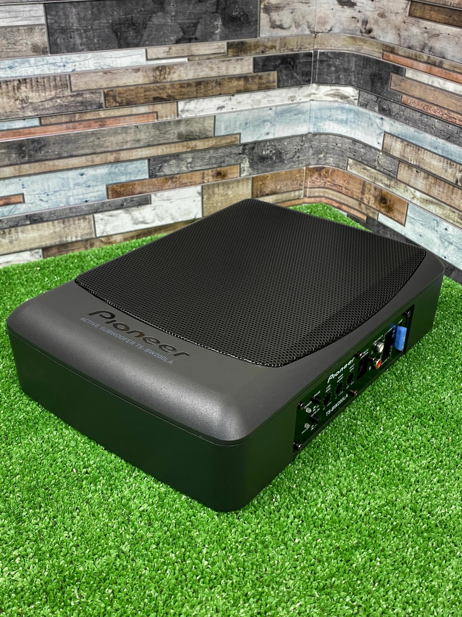 Автомобильная ультра компактная сабвуферная система под сиденье BM-200LA