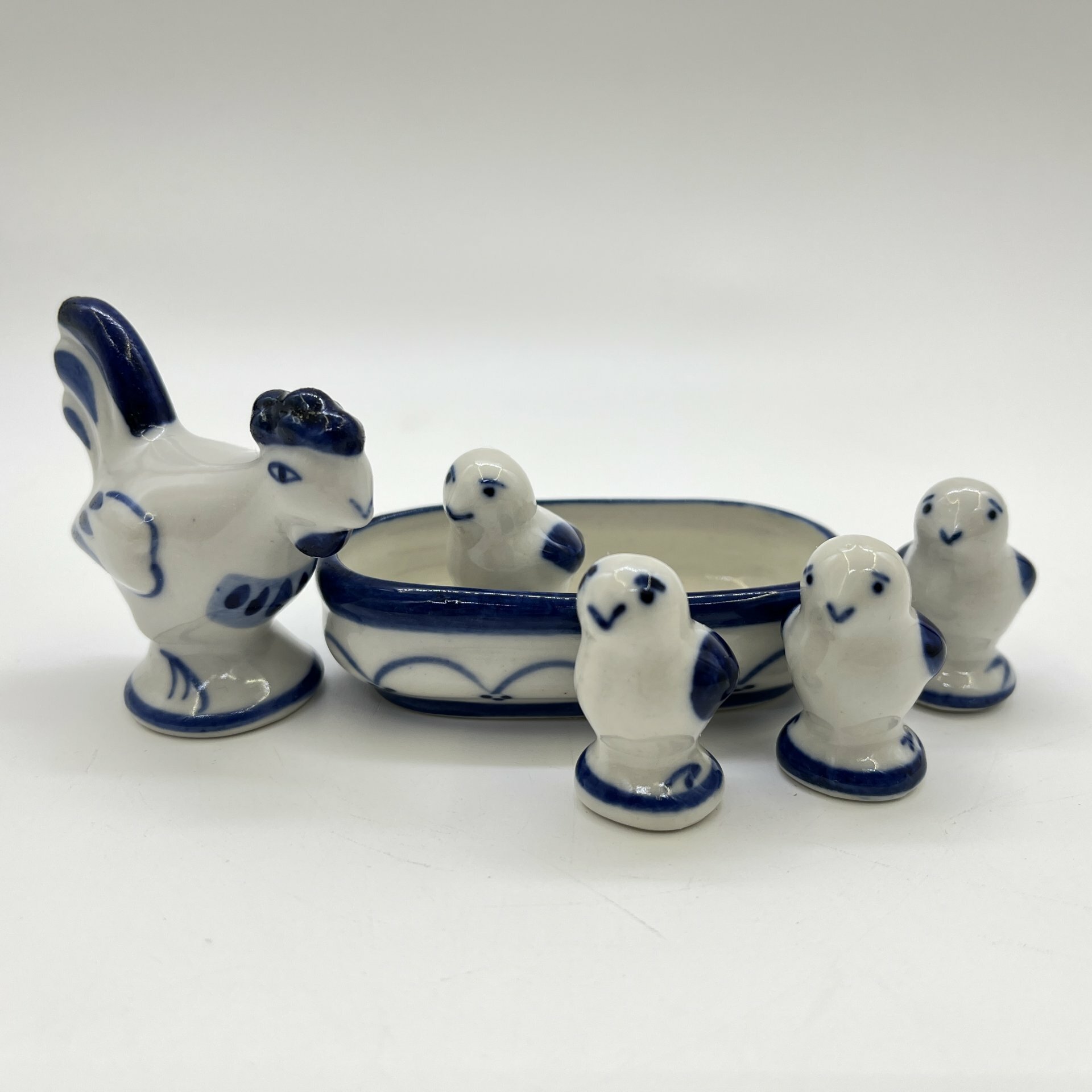 Набор статуэток "Курочка и цыплята", фарфор, роспись, СССР, 1980-1990 гг.