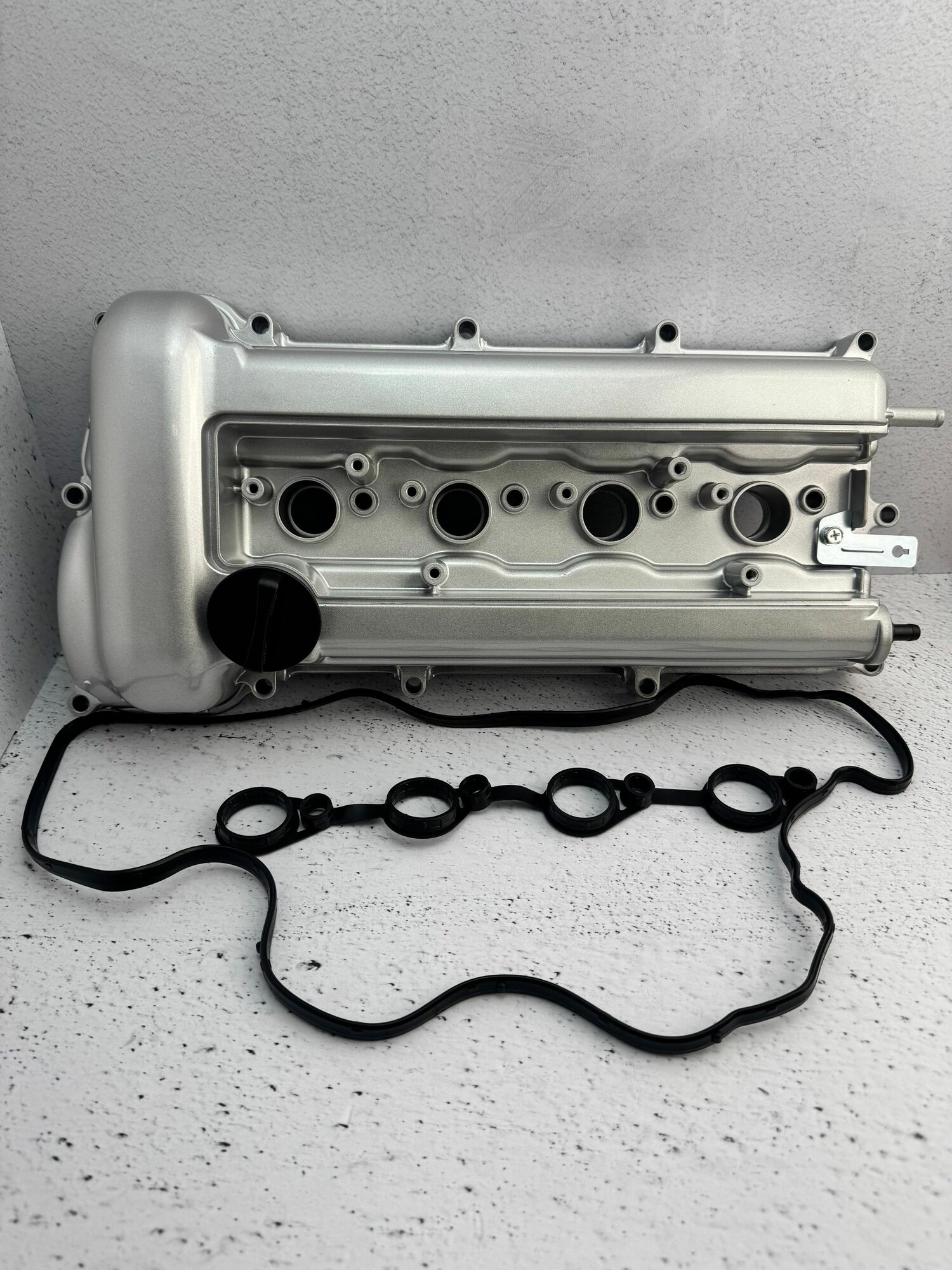 Алюминиевая клапанная крышка 224102b100. Для Hyundai Solaris, i30. Kia Rio, Ceed. Моторы : 1.4 и 1.6. G4FA G4FC