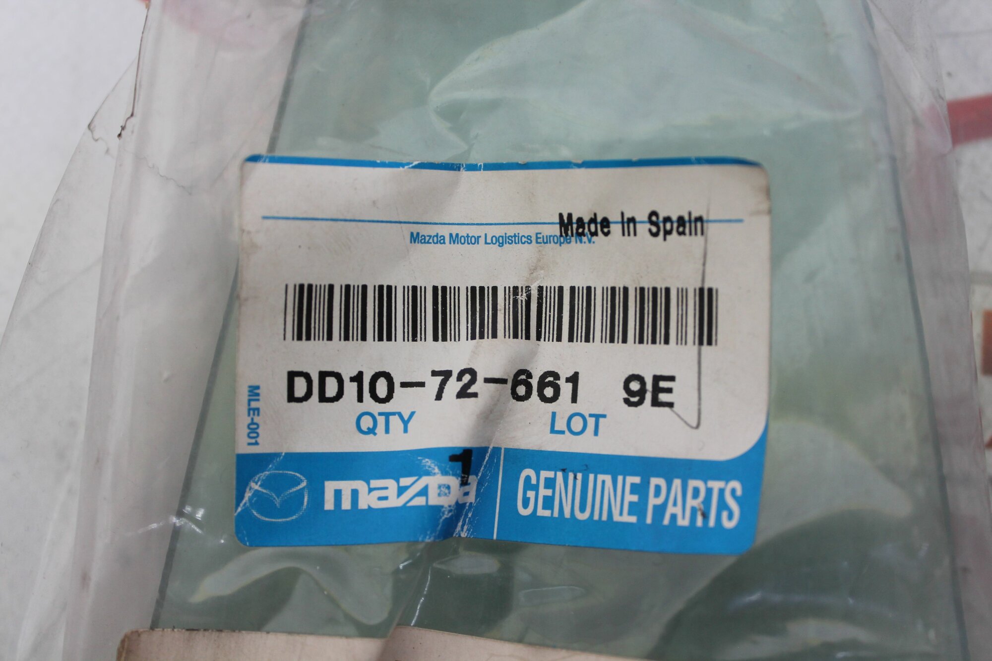 Стекло двери задней правой MAZDA DD10726619E