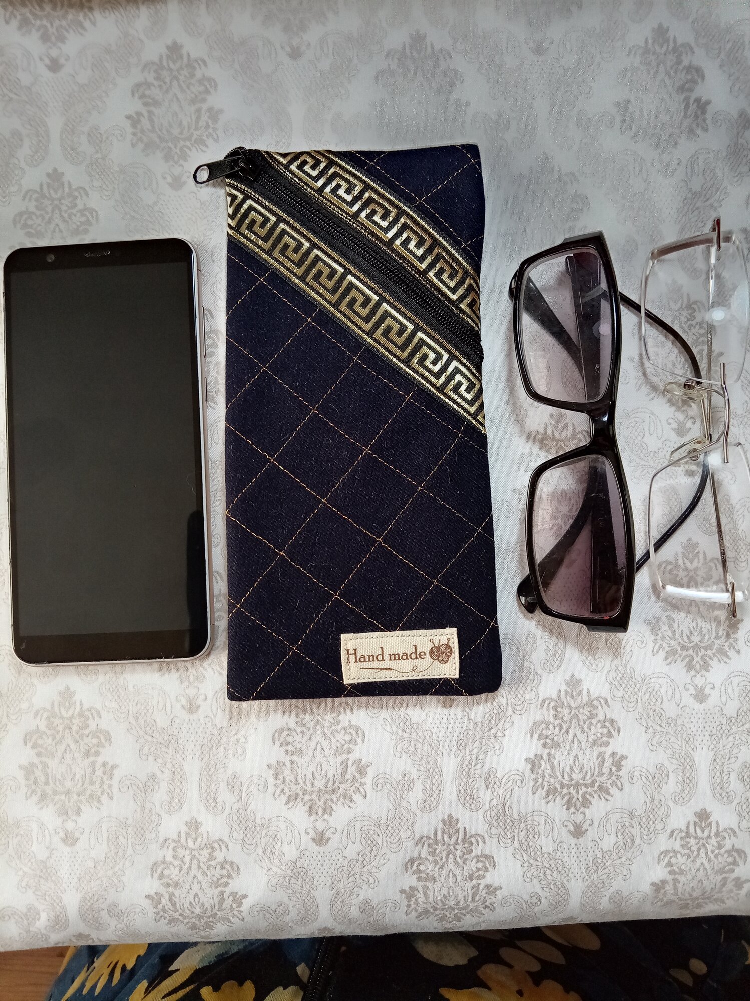 Чехол для очков, а также для телефона, карт и других аксессуаров одновременно. Стильный, удобный, мягкий. Ручная работа.