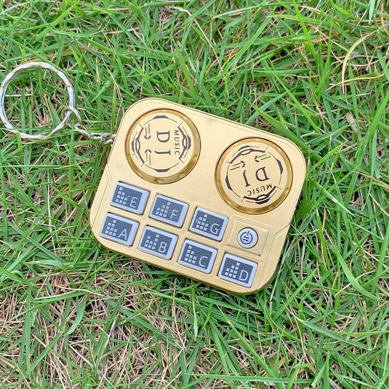 Мини-диджейский пульт игрушка, золотистый корпус с дизайном DJ, две игровые функции с демо-музыкой и свободным творчеством, с карабином для переноски, музыкальная игрушка для детей и взрослых