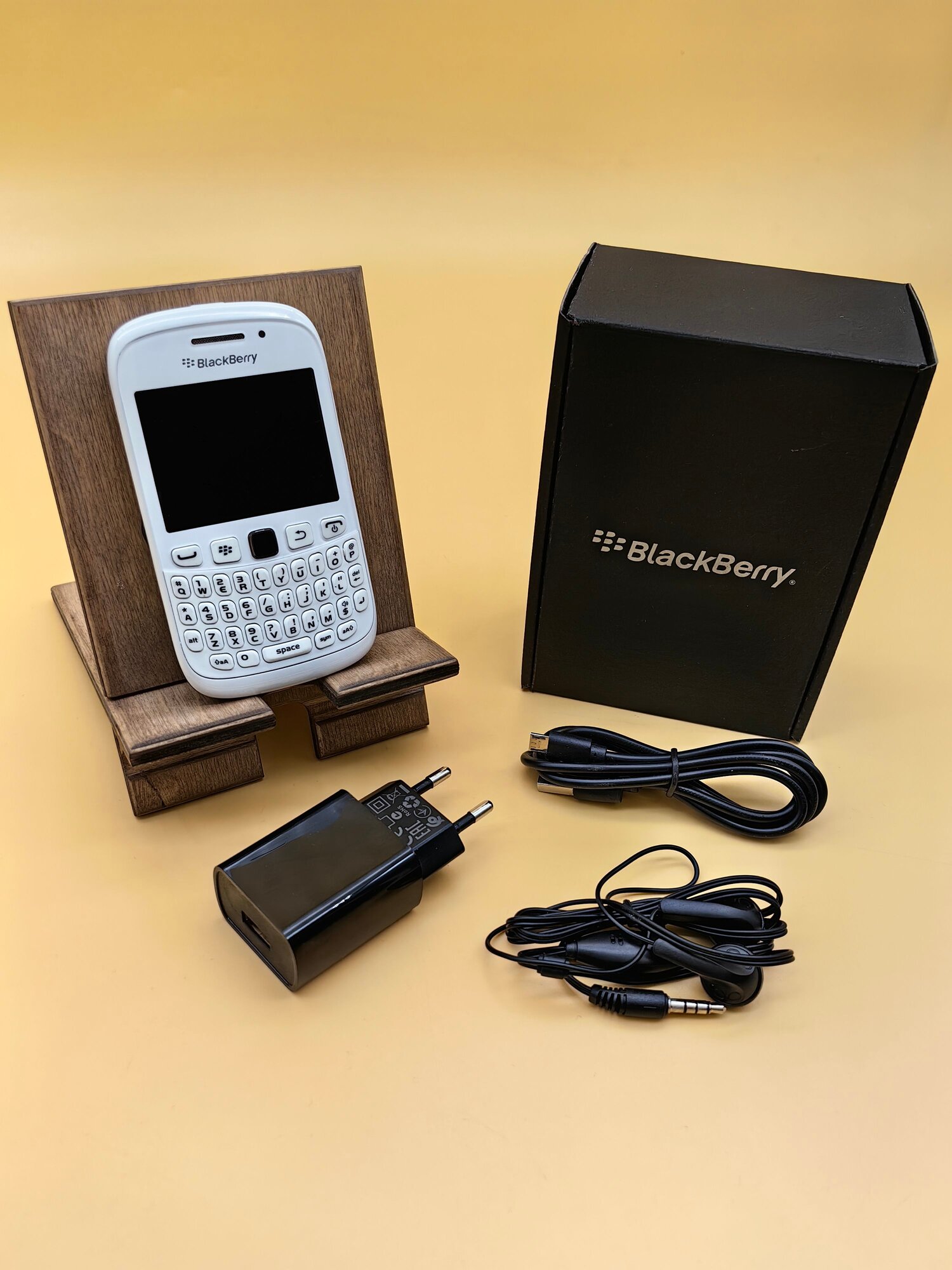 Мобильный кнопочный смартфон с QWERTY клавиатурой BlackBerry Curve 9320, Белый