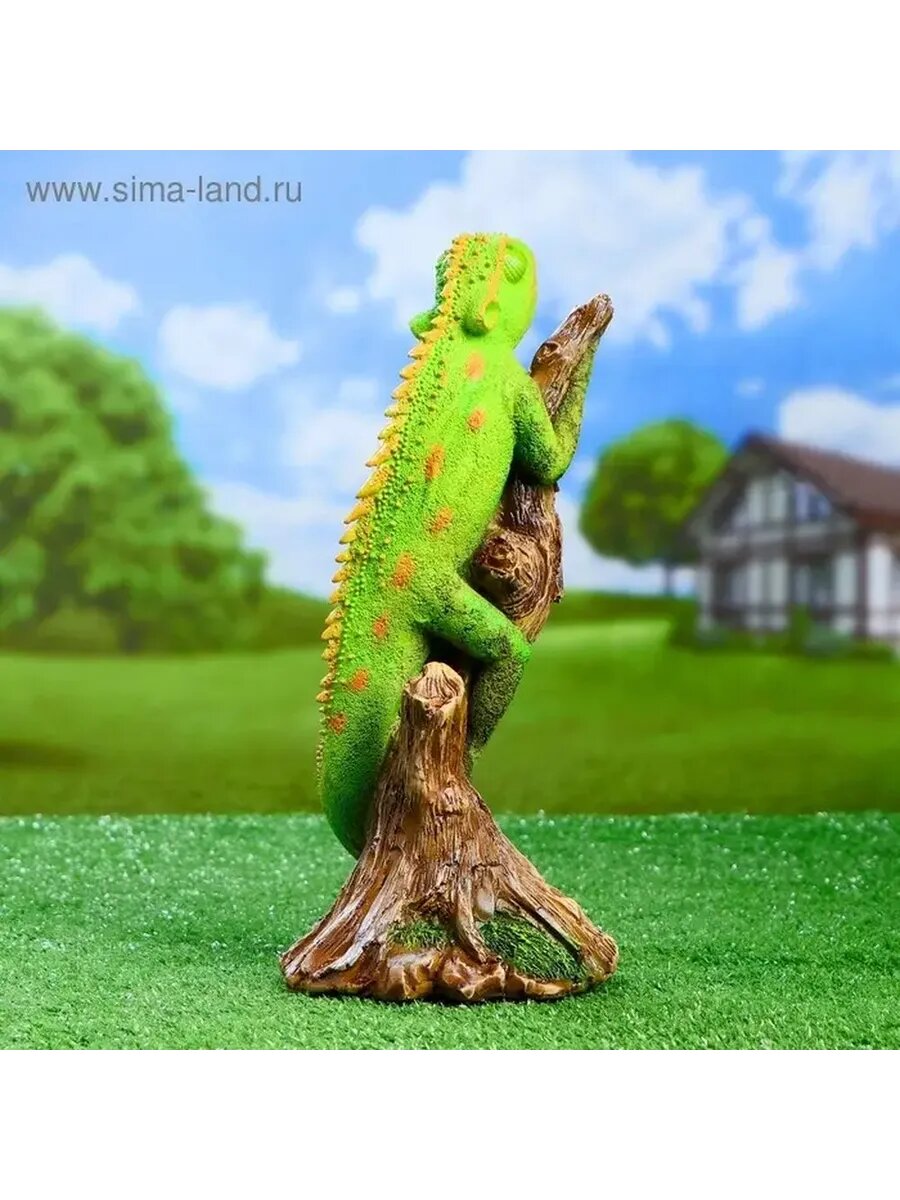 Яркая садовая фигура хамелеон на ветке