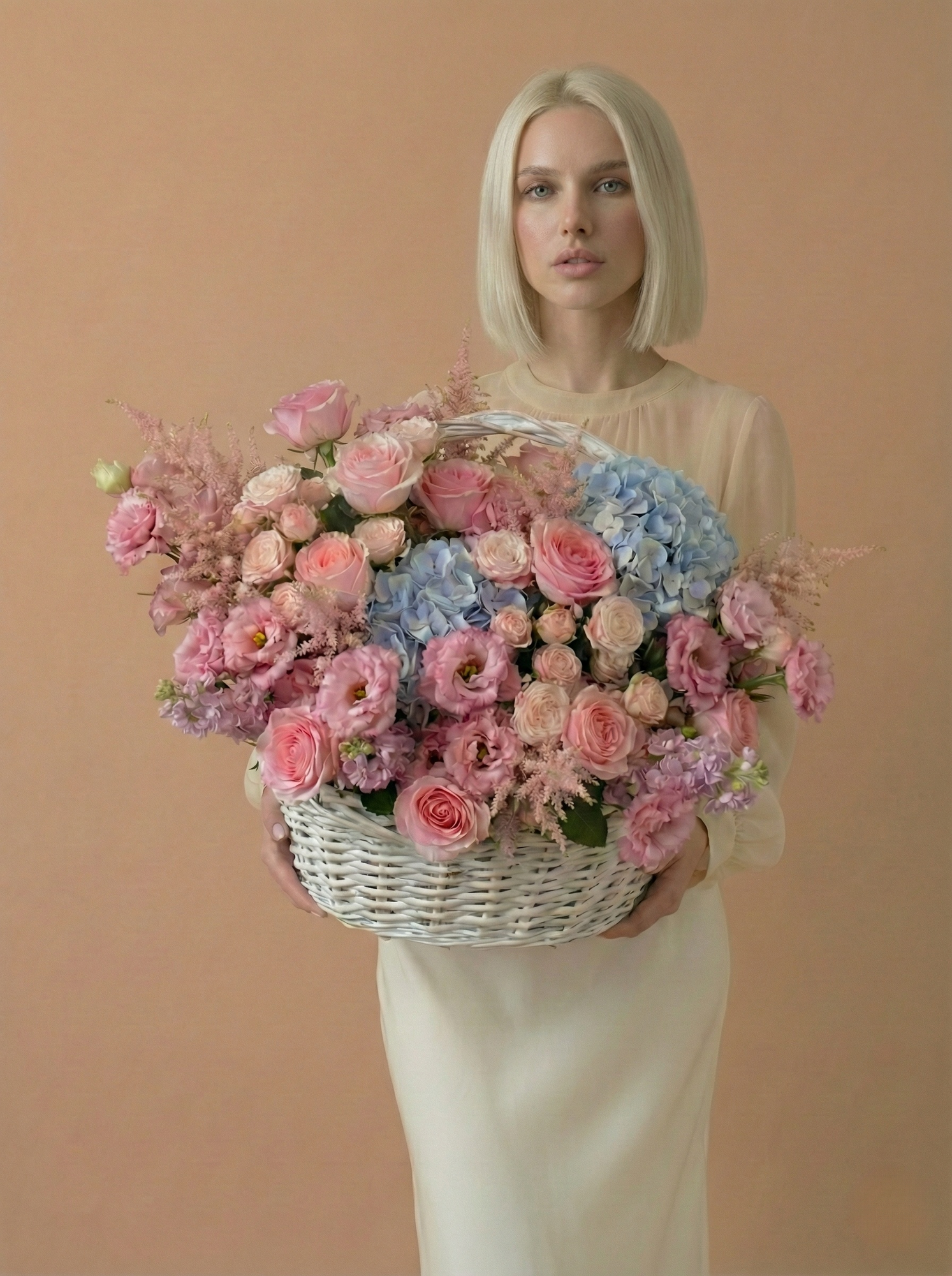 Корзинка "Нежное касание", с гортензиями и розами, пастельная гамма