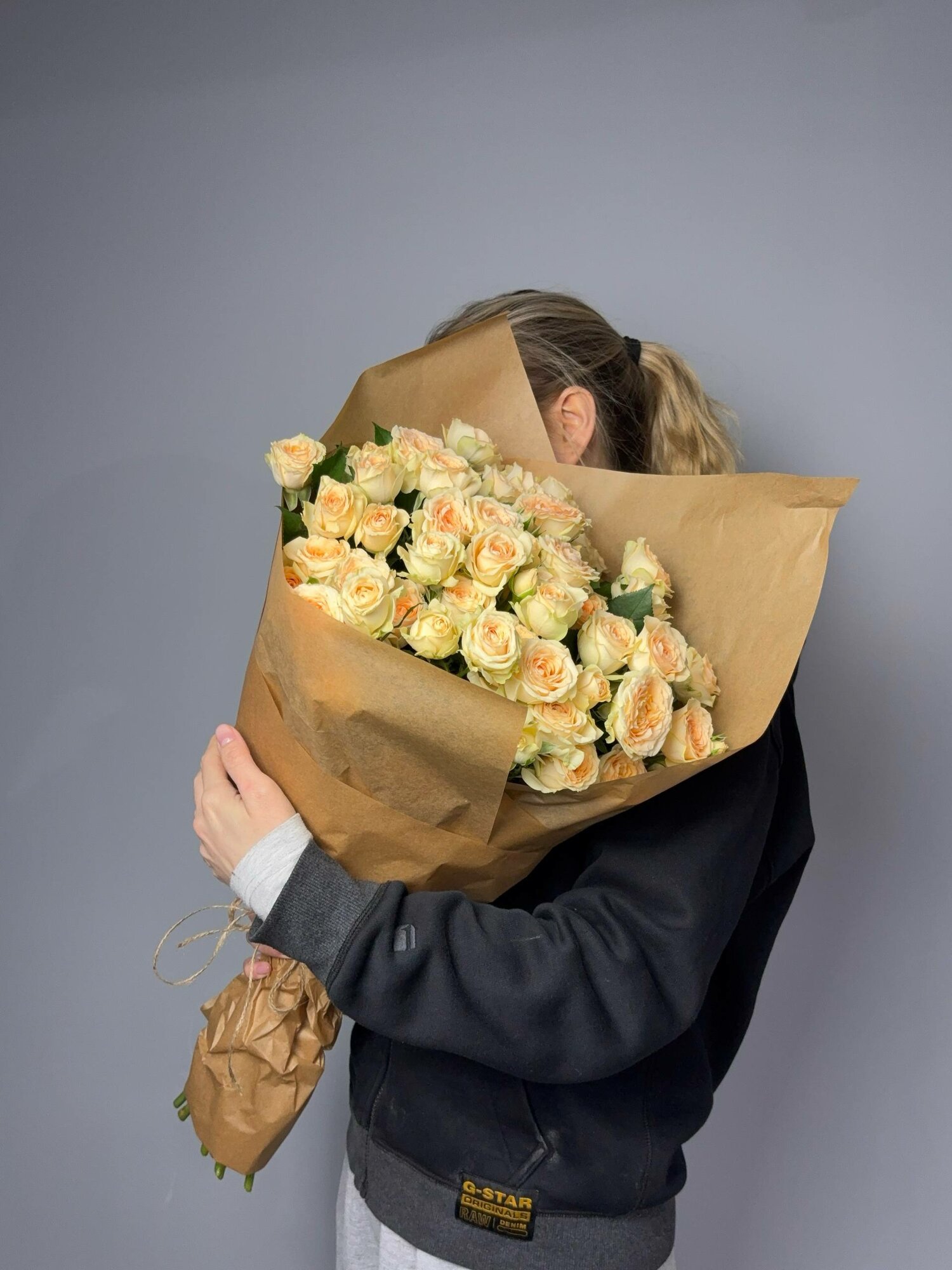 FRESH FLORA Бежевый Шёпот: кустовые розы бежевые – купить элегантный букет с доставкой