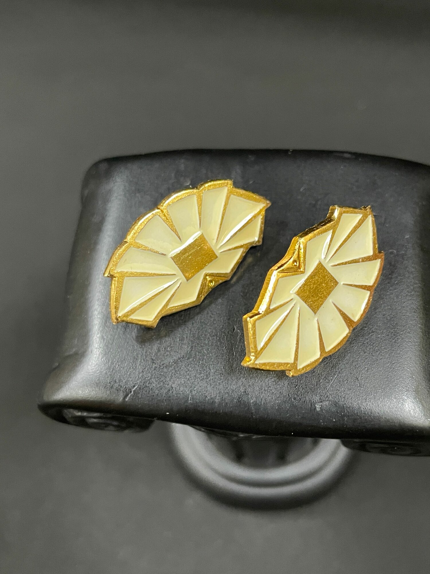 Советские эмалированные белые серьги с биркой, сделано в СССР