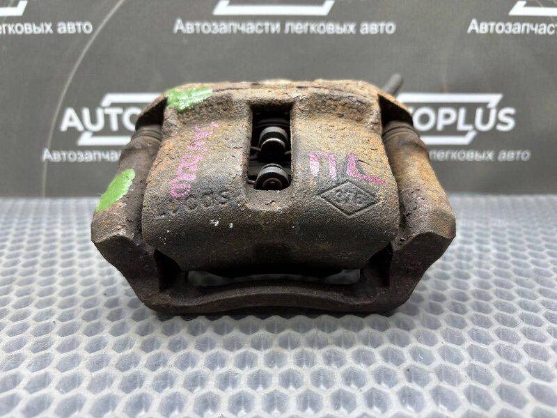 Суппорт тормозной Левый Передний Renault Sandero 2010 (1.4 K7JA 710) Б/У с пробегом Арт. 19920 — фото 1