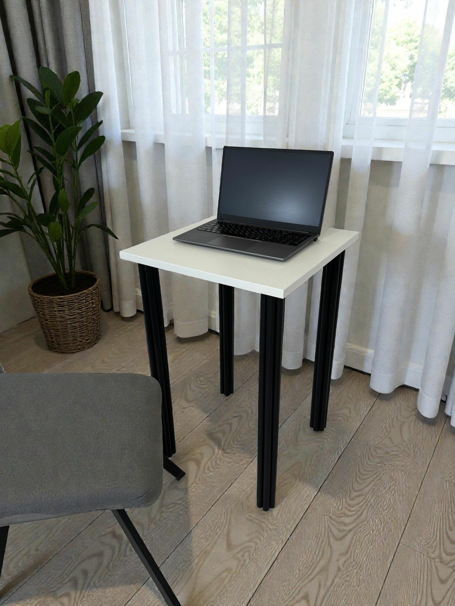 Стол дизайнерский компьютерный/ цвет столешницы Белый, 50*50 см. Ножки черные.