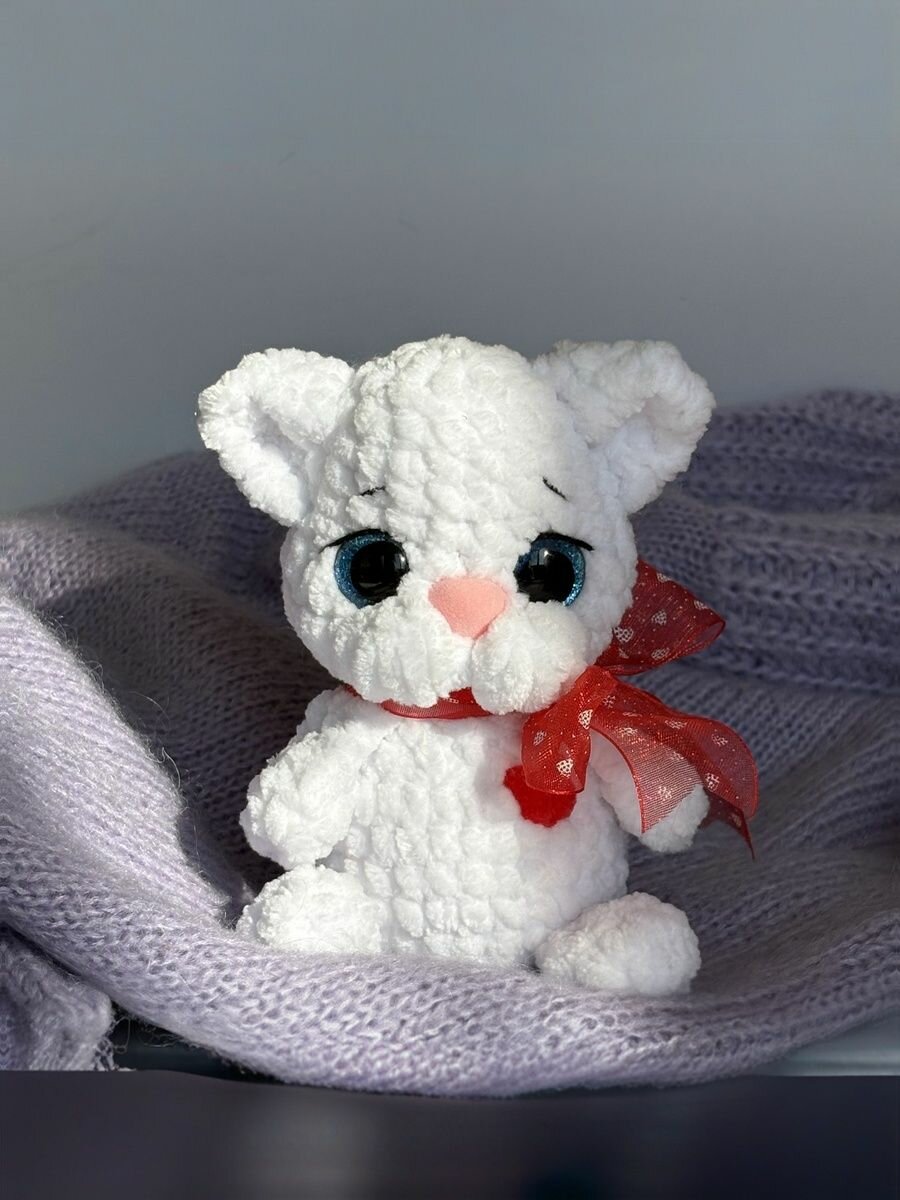 Мягкая игрушка Кошечка белая с сердечком с красным бантиком
