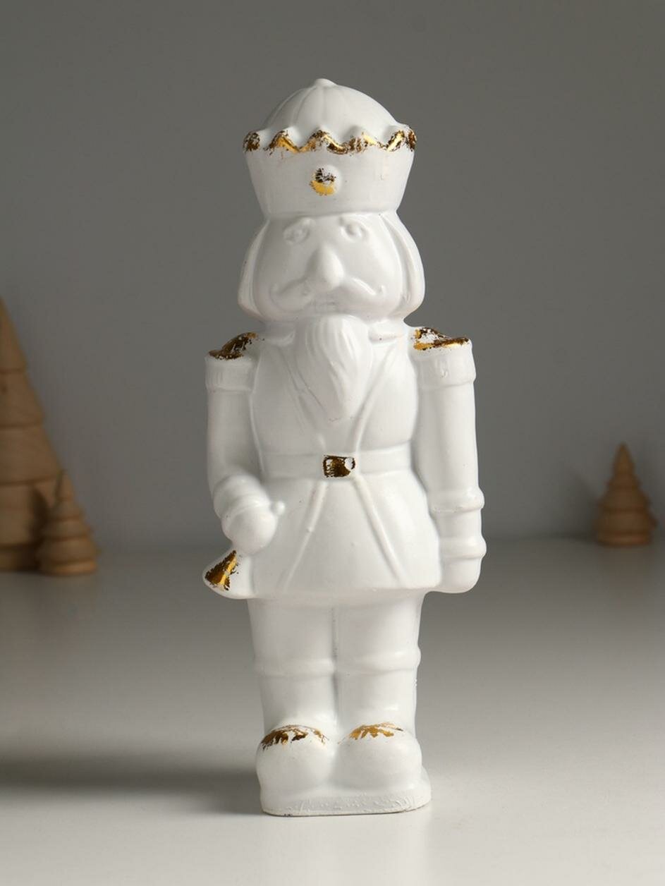 Фигура «Щелкунчик новогодний», 24×10×7.5 см, белый с позолотой