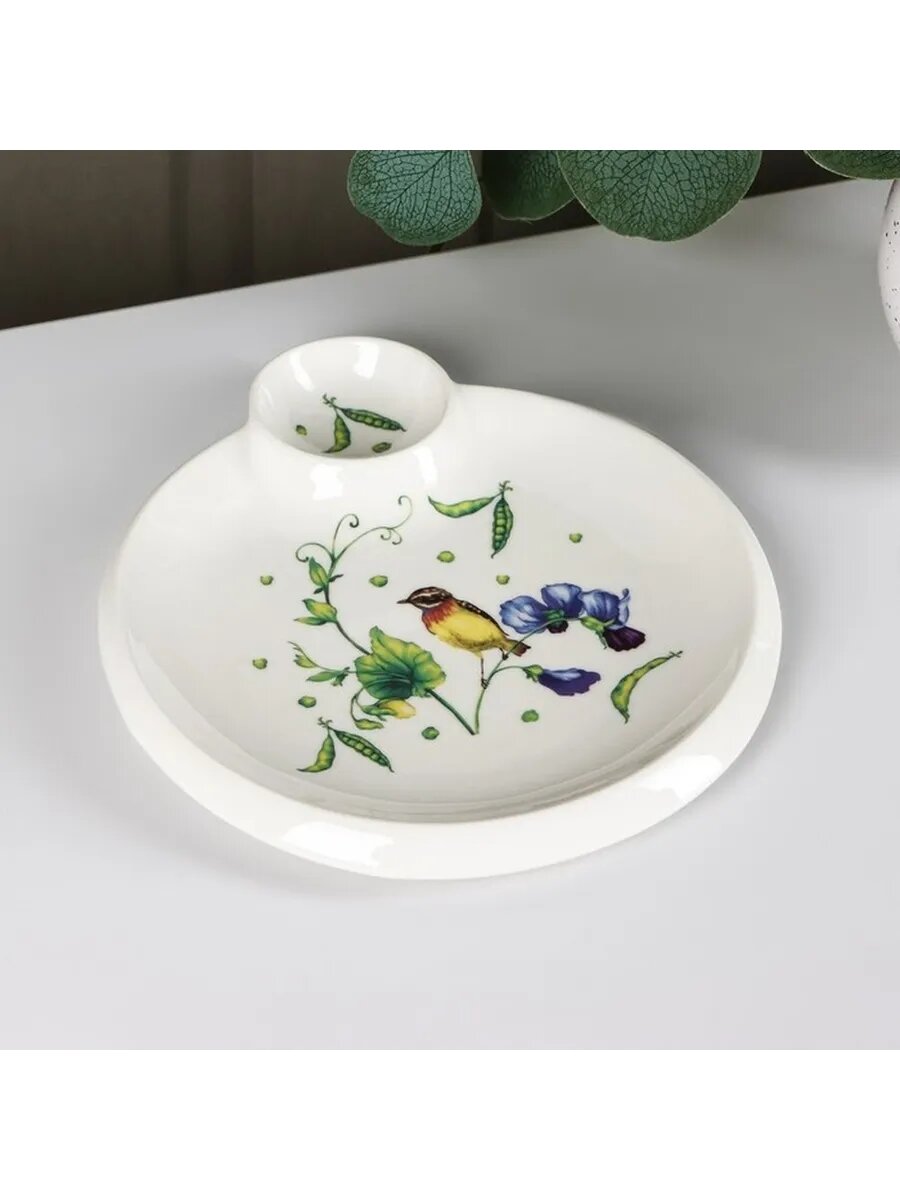 Стильное фарфоровое блюдо с соусником в зелёном дизайне