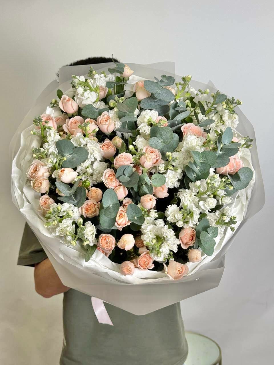 Авторский сборный букет цветов с доставкой Мятный Персик увеличенный от FlowersGo