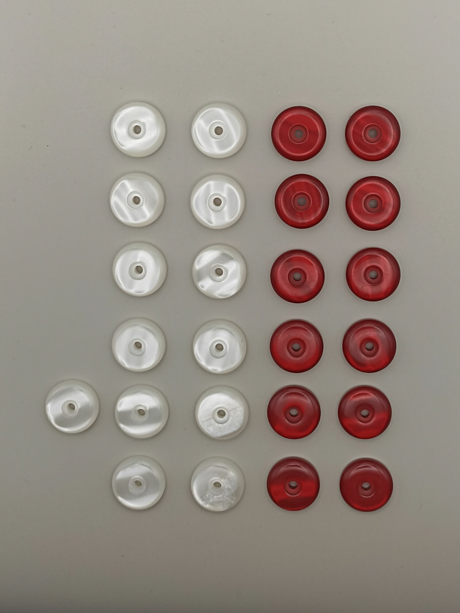 Кнопки гармонные белые перламутровые и красные перламутровые с центральным отв, D14хd2 для правой клавиатуры гармони 25х25