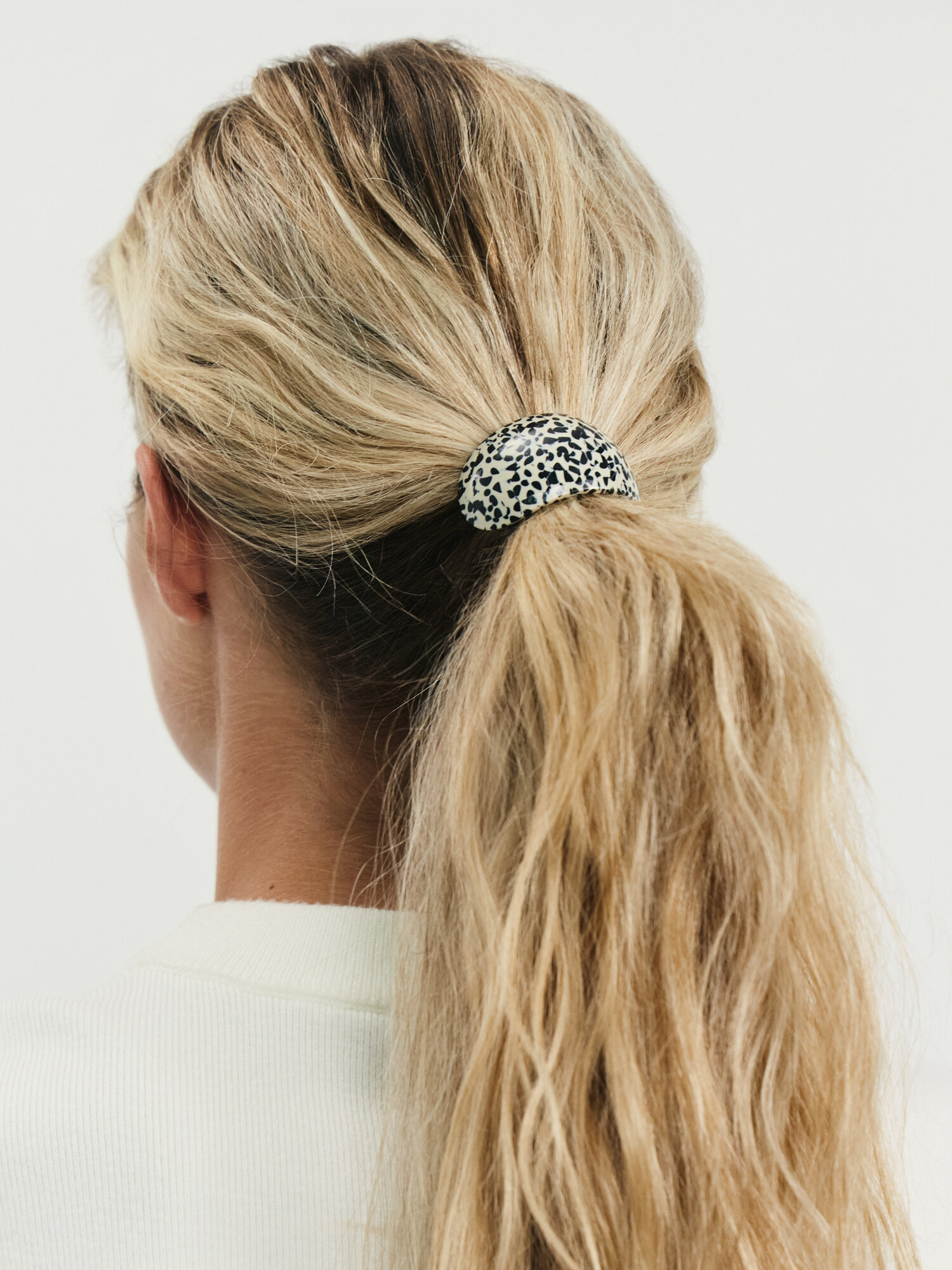 Резинка для волос Zarina с крупной пластиковой деталью, абстрактный принт