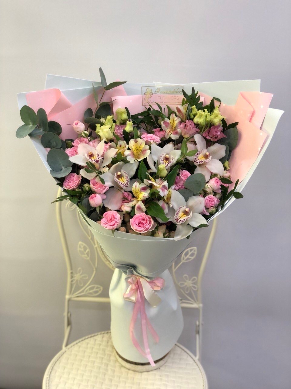 Букет из кустовых роз и орхидей «Чары любви» - S (до 30 см)