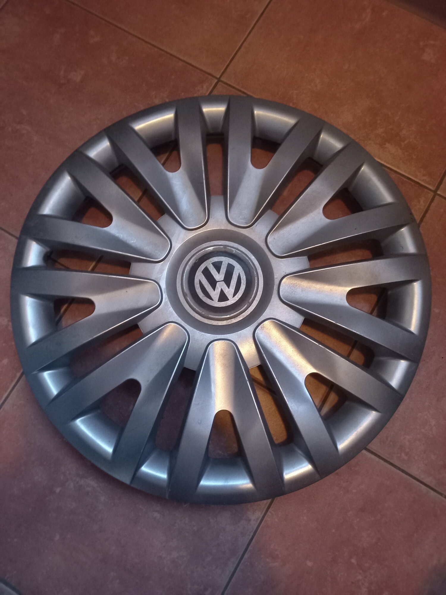 Колпак Volkswagen r16. Б/у. Без сколов и трещин.Все крепления целые.Отличное состояние.