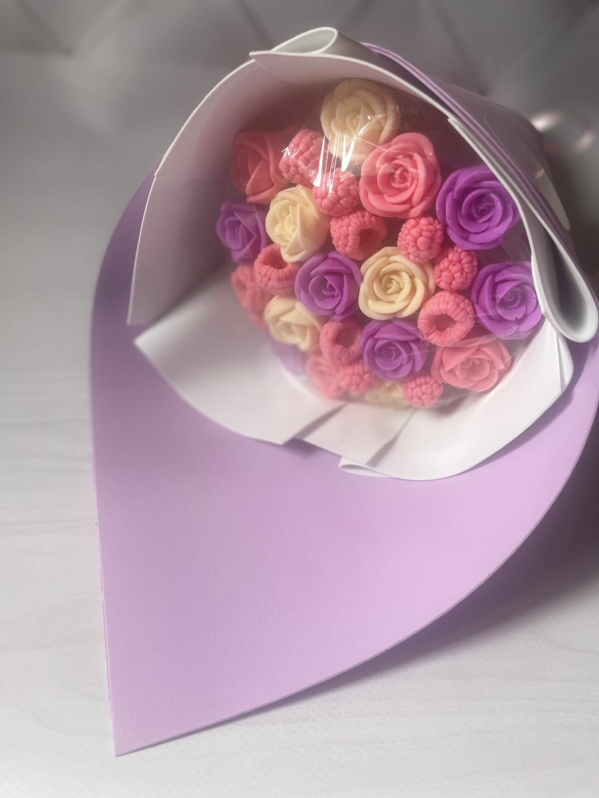 Сладкий букет из конфет шоколадные розы с ягодами из шоколада ТД НебыковА 230 гр