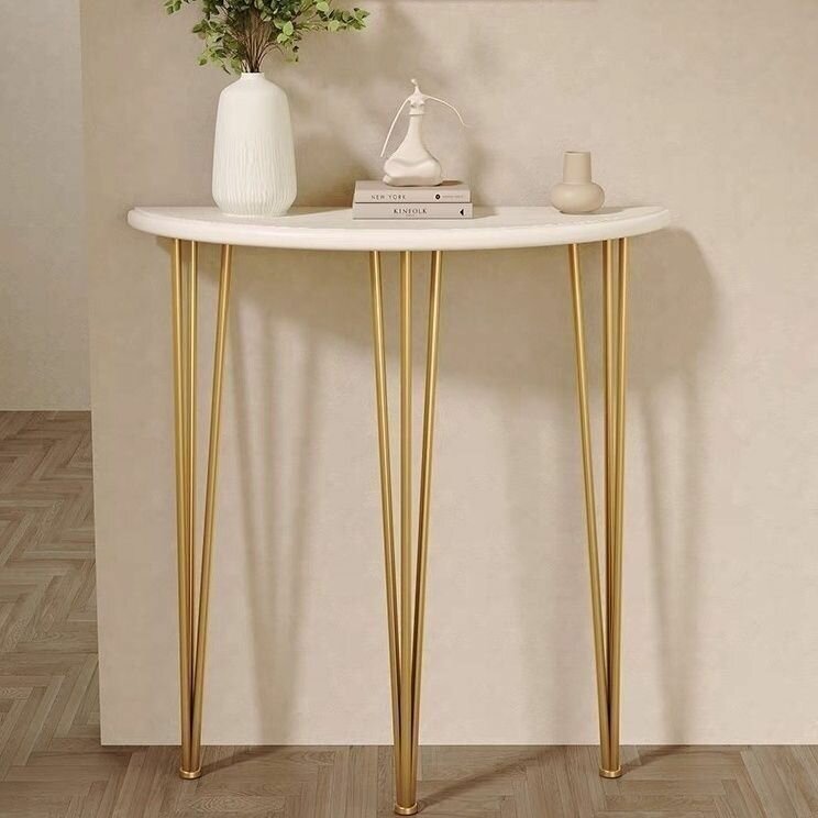 Полукруглая консоль в прихожей с сосновой столешницей и железной подставкой Золотые ножки