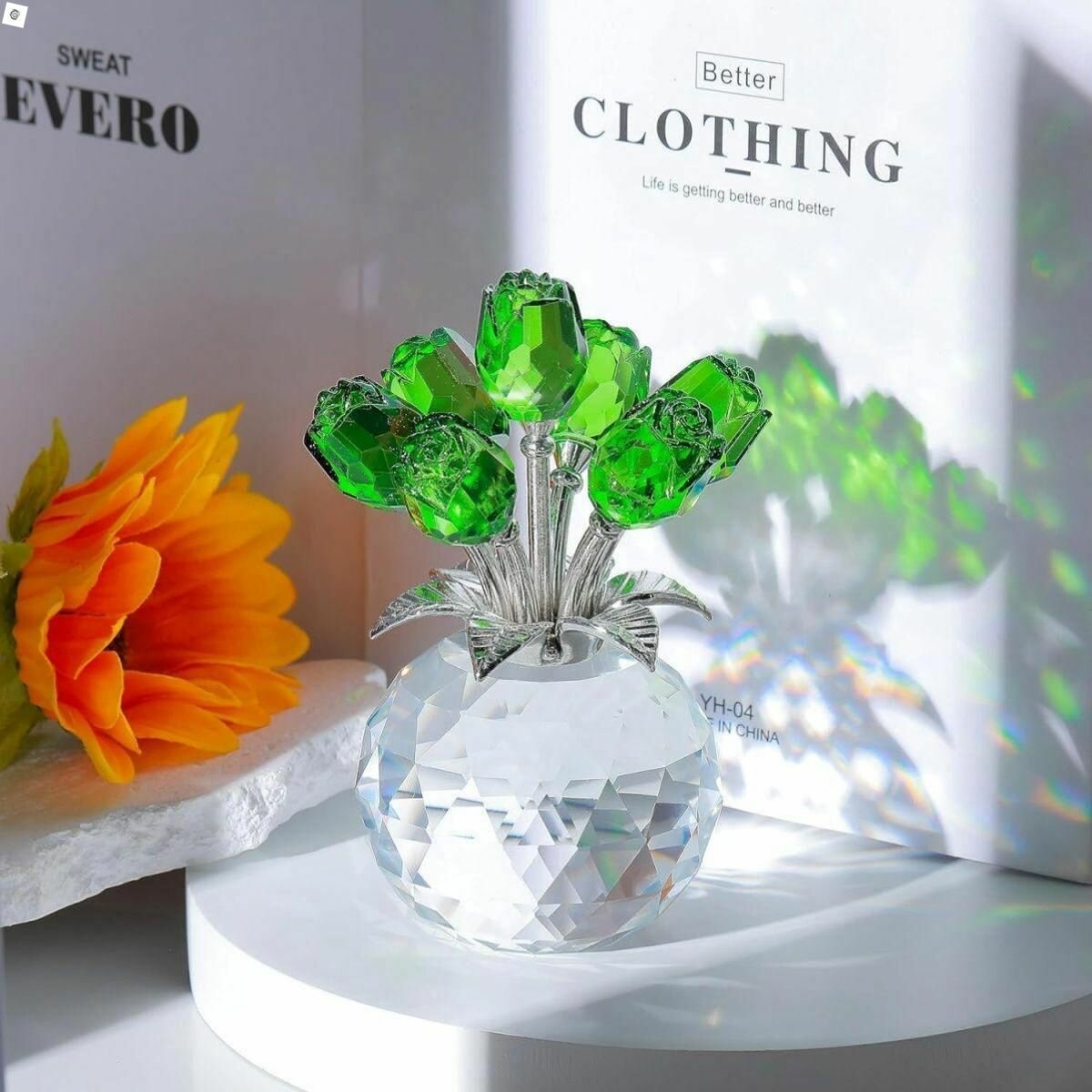 Элегантное украшение рабочего стола в виде хрустальной пирамидки из стекла