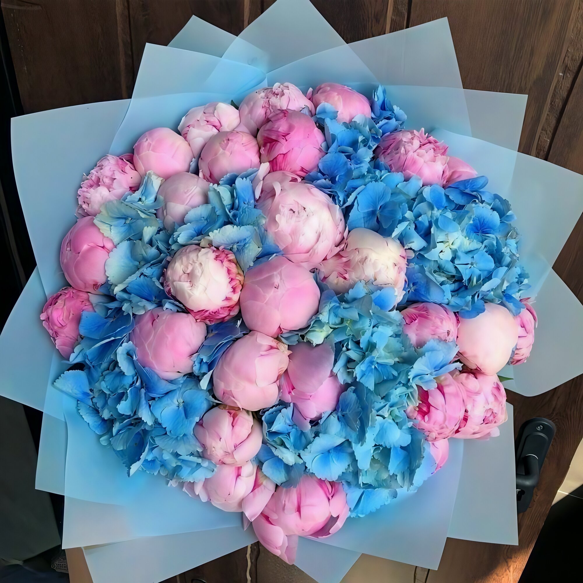 Большой букет из голубых гортензий, розовых пионов и эвкалипта, красивый букет цветов, шикарный, премиум букет