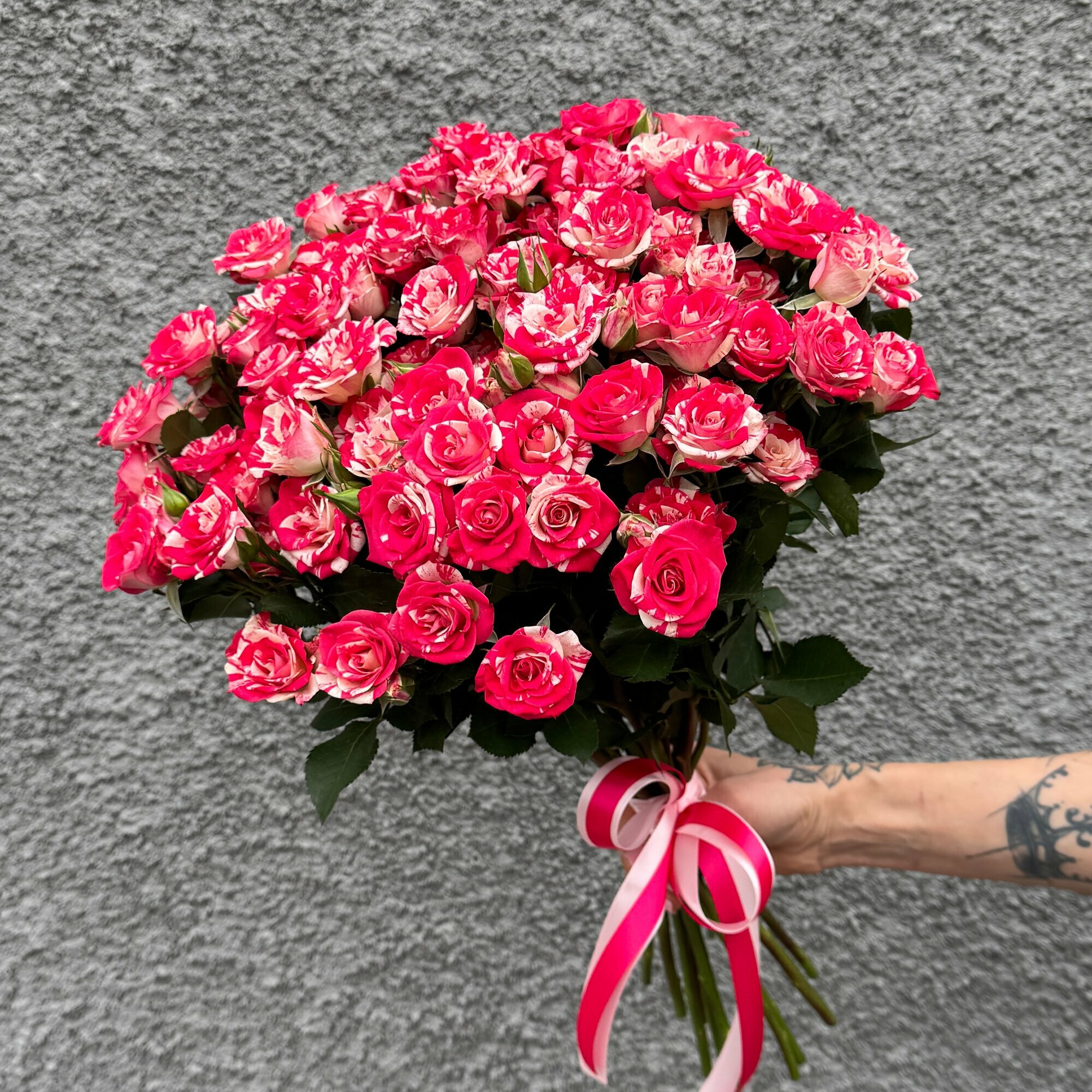 Букет цветов из 25 кустовых роз 50см / Арт. 57563 / Радуга Букет