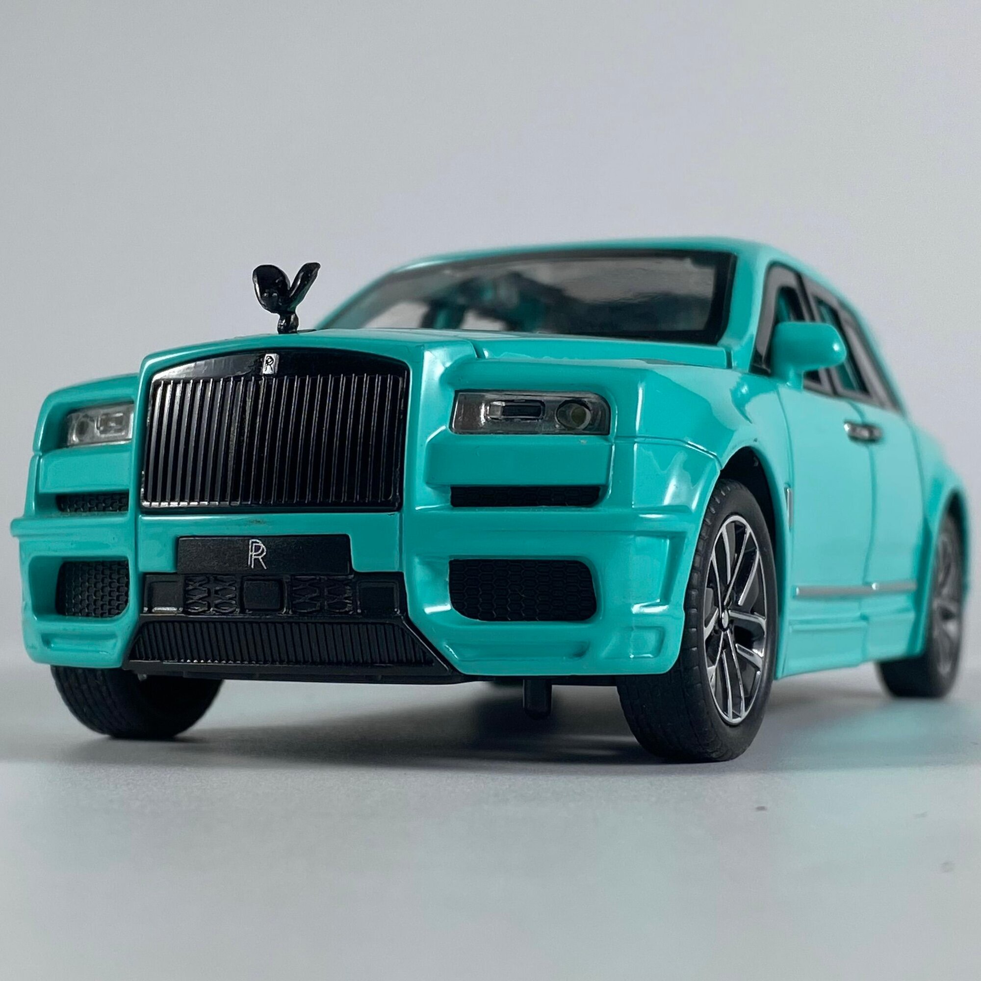 Миниатюрная модель автомобиля 1:32 Rolls Royce Cullinan Роскошный лимузин, Металлическая модель, Со звуком и огнями