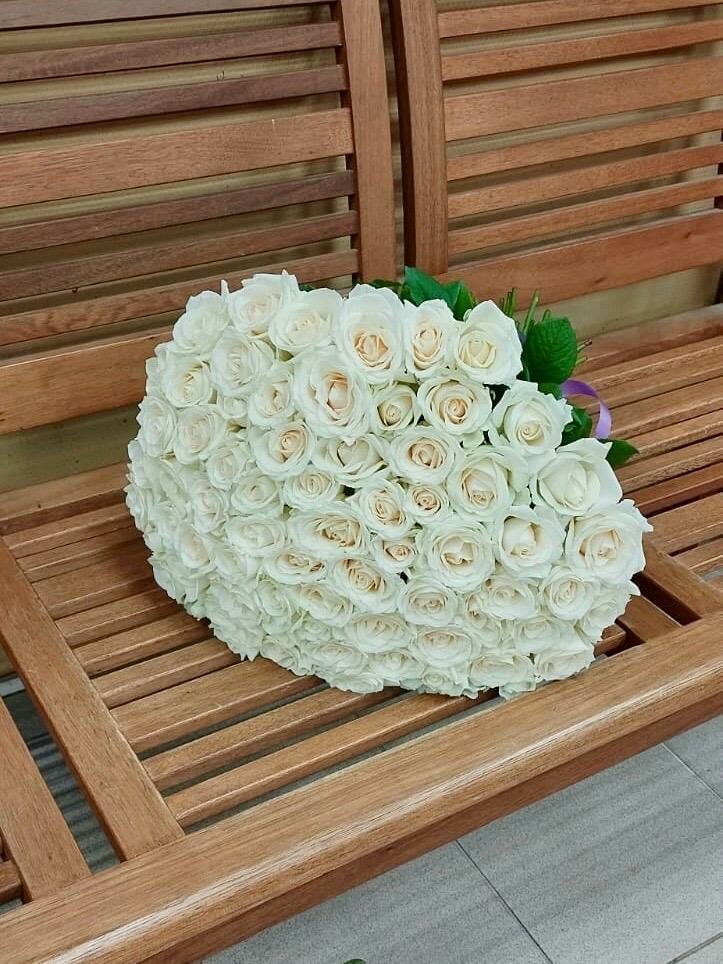 Живые цветы букет белых роз "Лёгкое дыхание" 71 шт. 50 см, сорт - "Аваланж", Rurose