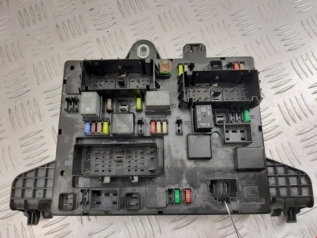 Блок предохранителей Opel Astra J 13302301 арт. 645138