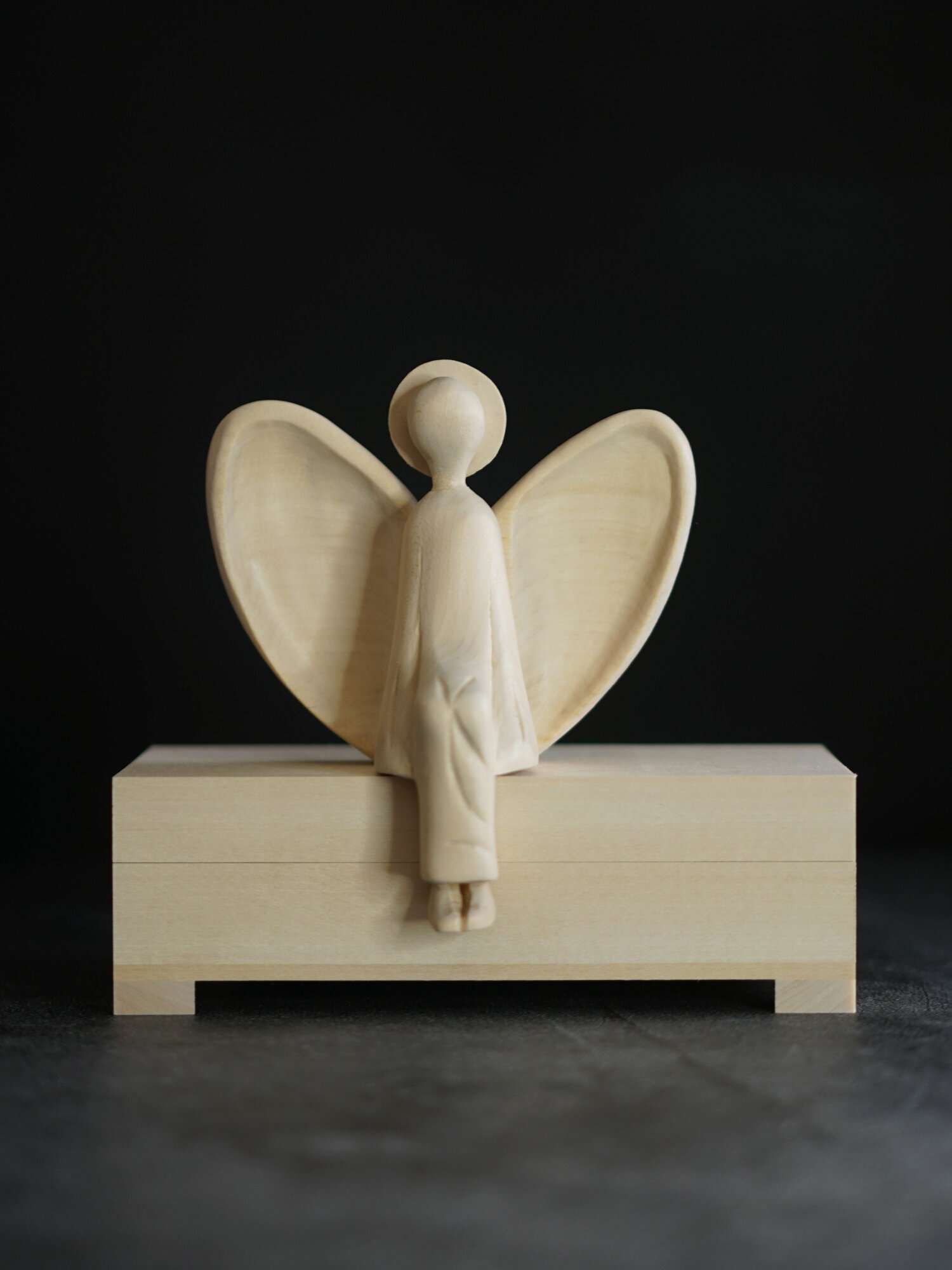 Статуэтка ангела ручной работы из дерева. Материал - липа, освещённый.