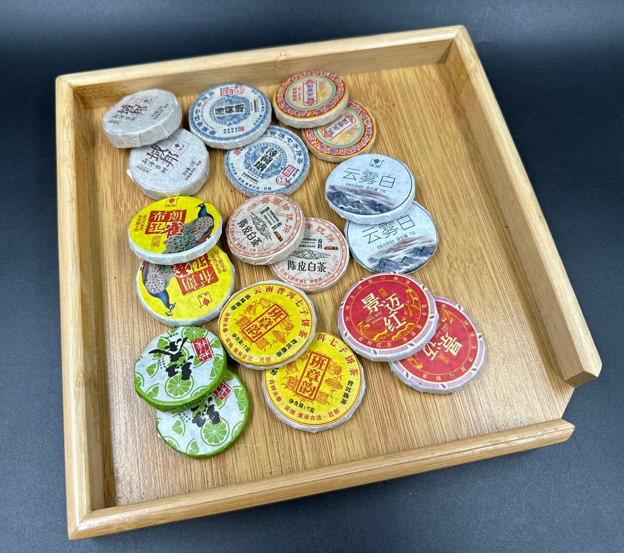 Ассорти, набор прессованного китайского чая: 18 порционных упаковок (шу и шен пуэр, красный чай, белый чай). 130 грамм