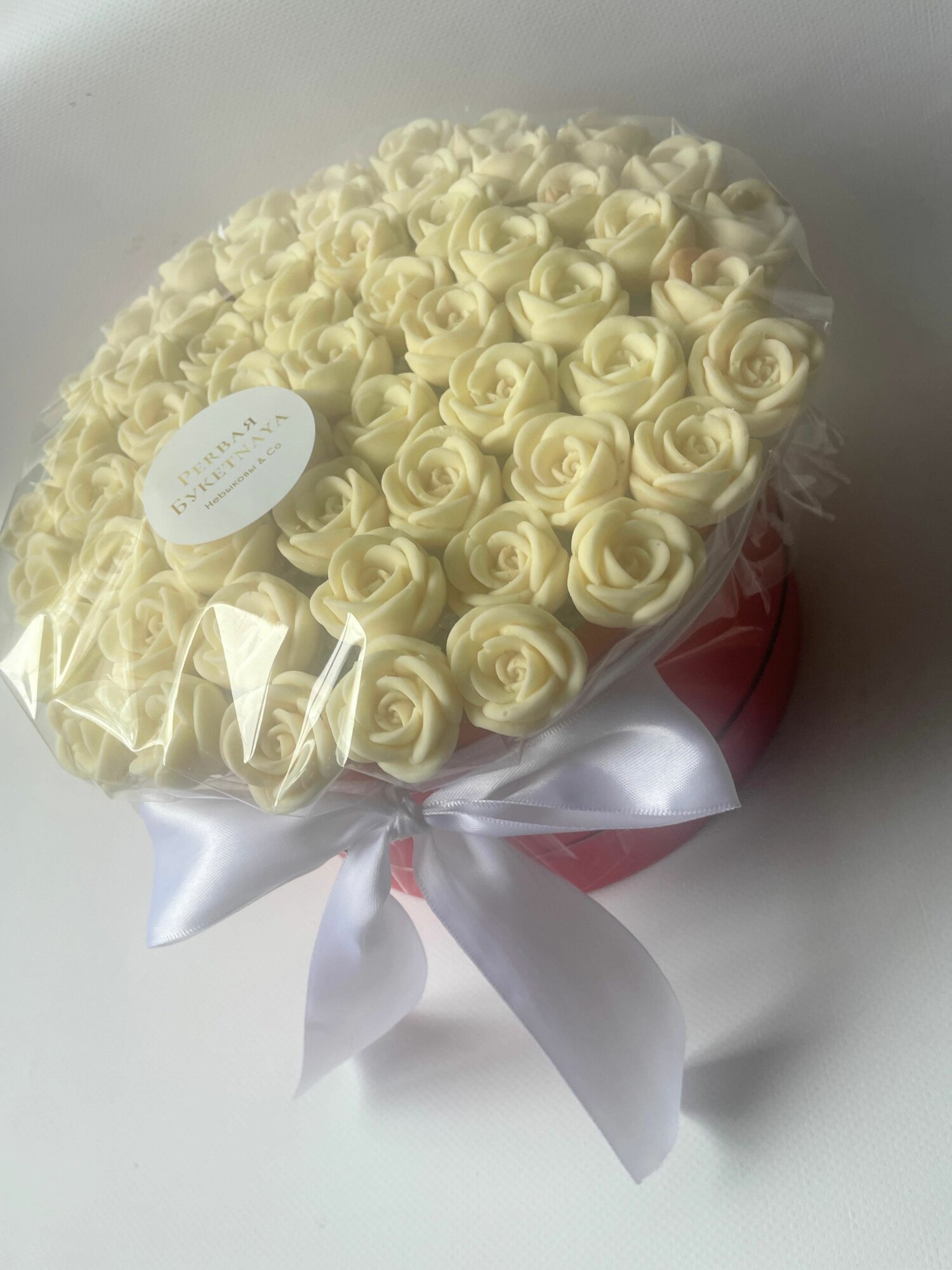 Сладкий букет из конфет на 14 февраля/8 марта ShokoTrendy шоколадные розы коробке, 37 шт белые в красной