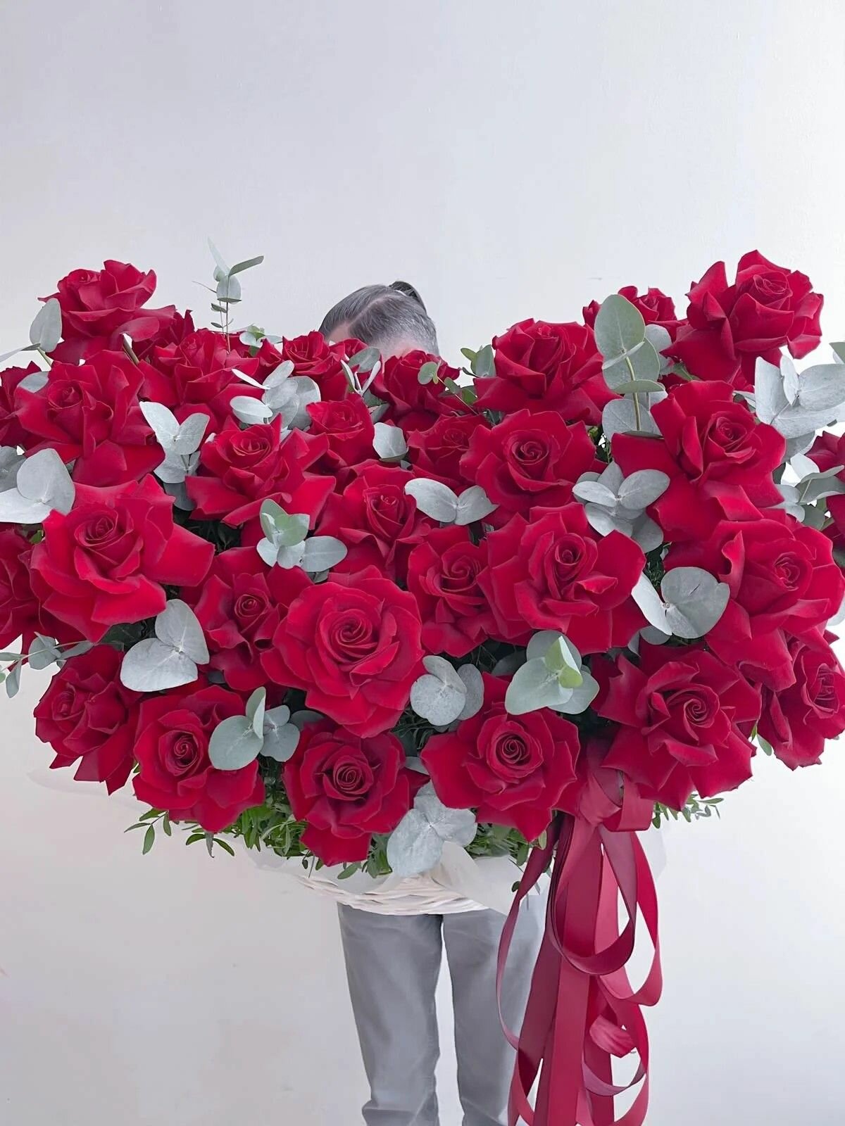 51 красная французская роза с ароматным эвкалиптом в корзине