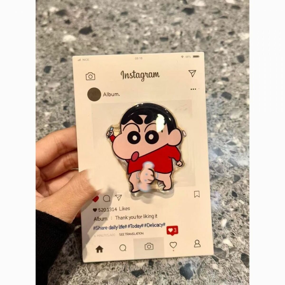 Crayon Shin-chan Shake Держатель для мобильного телефона Подушка безопасности Телескопическая липкая ленивая настольная погоня за артефактом Драматическая липкая вращающаяся