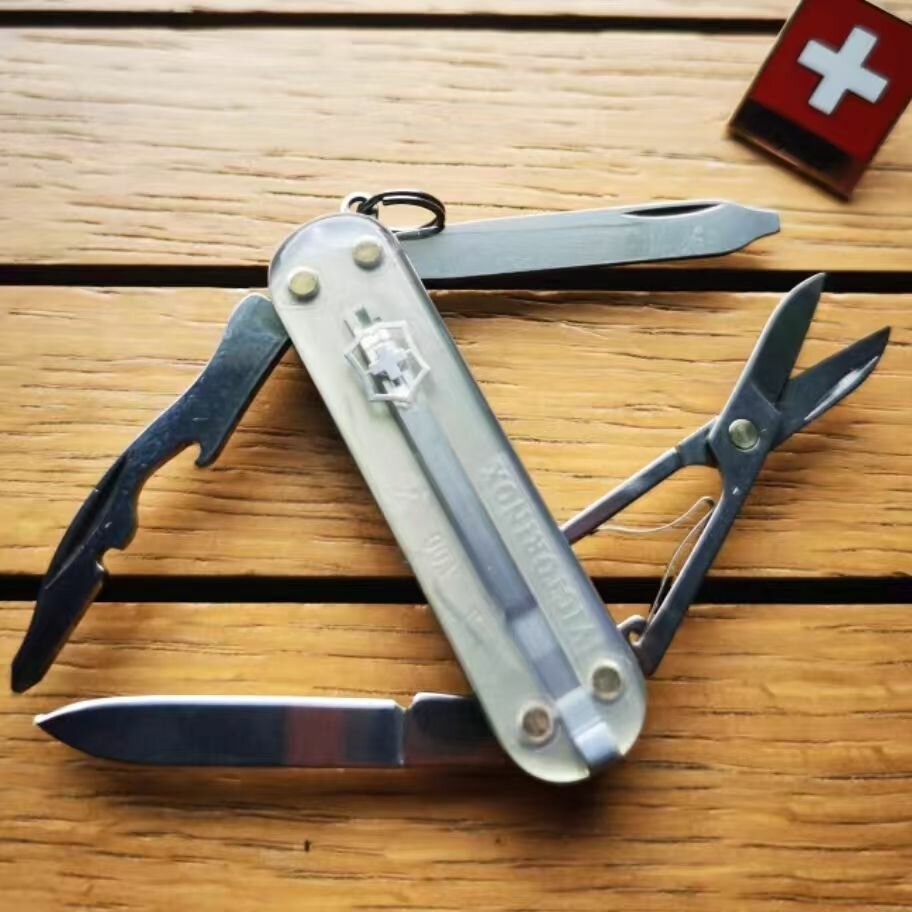 VICTORINOX Швейцарский нож RAMBLER 0.6363 с ножницами и магнитной крестовой отверткой 58mm 10 функций Красный