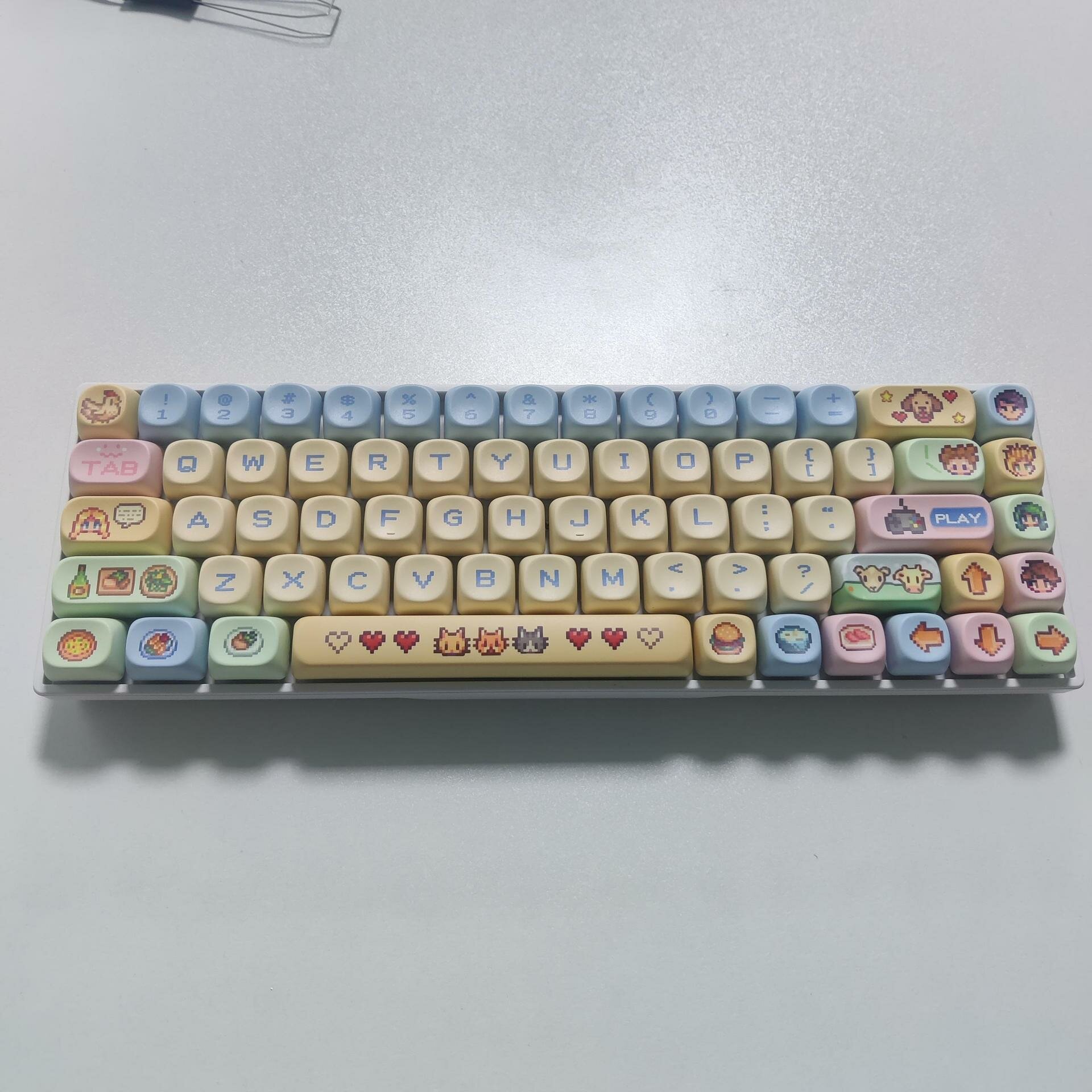 68-клавишная проводная механическая клавиатура белого цвета с переключателями Cherry MX Red без ключевых капс с