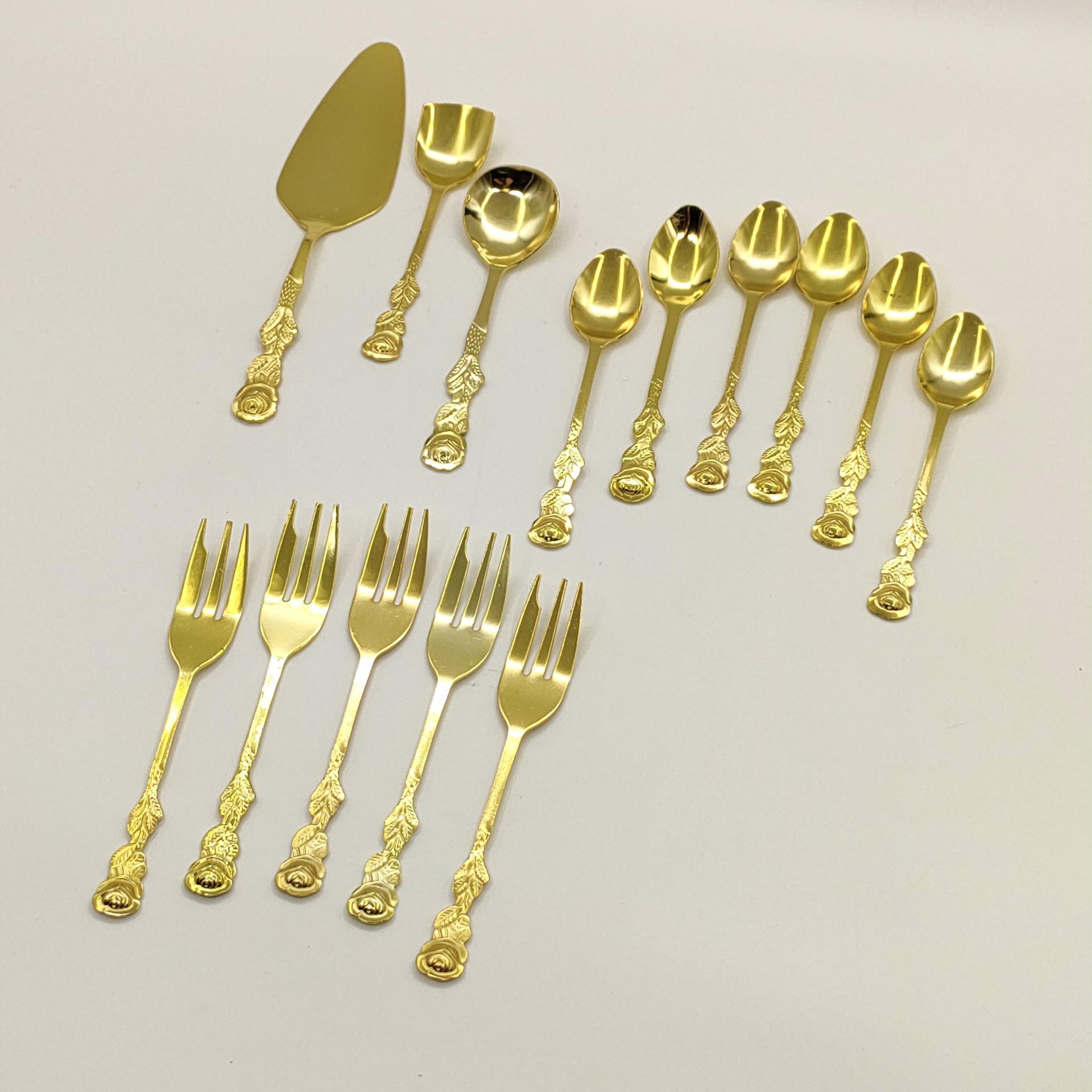 Набор столовых приборов для подачи десерта (14 предметов) с декором в виде цветка розы в оригинальной упаковке