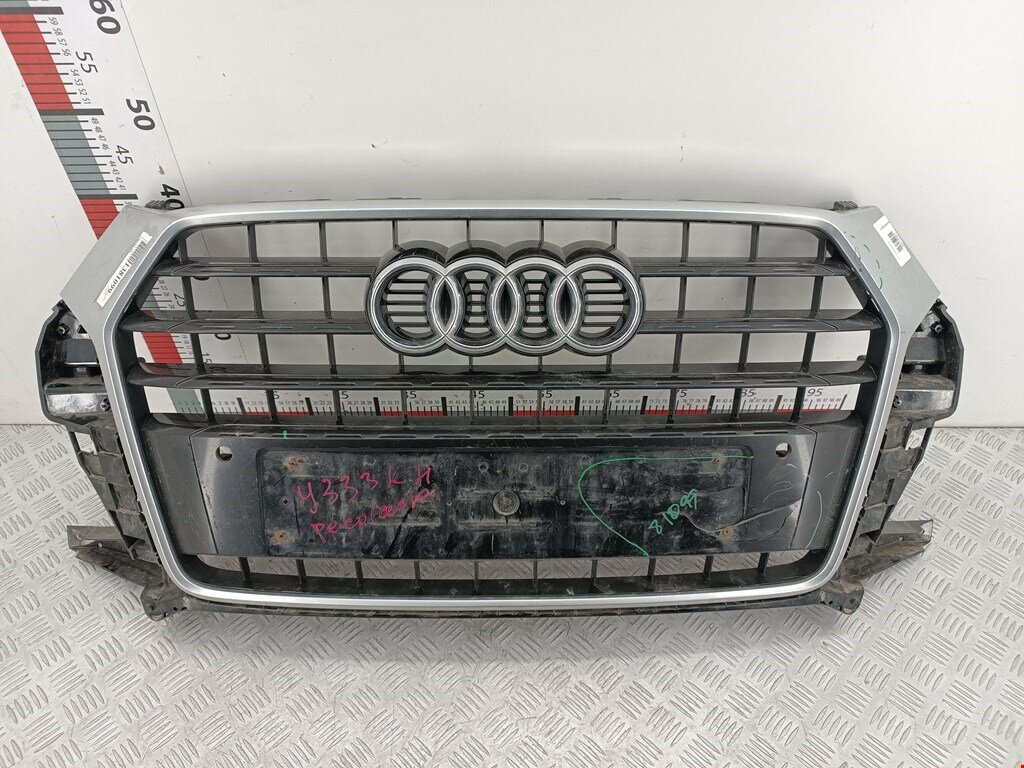 Решетка радиатора Audi Q3 8U 8U0853653M арт. 2273091