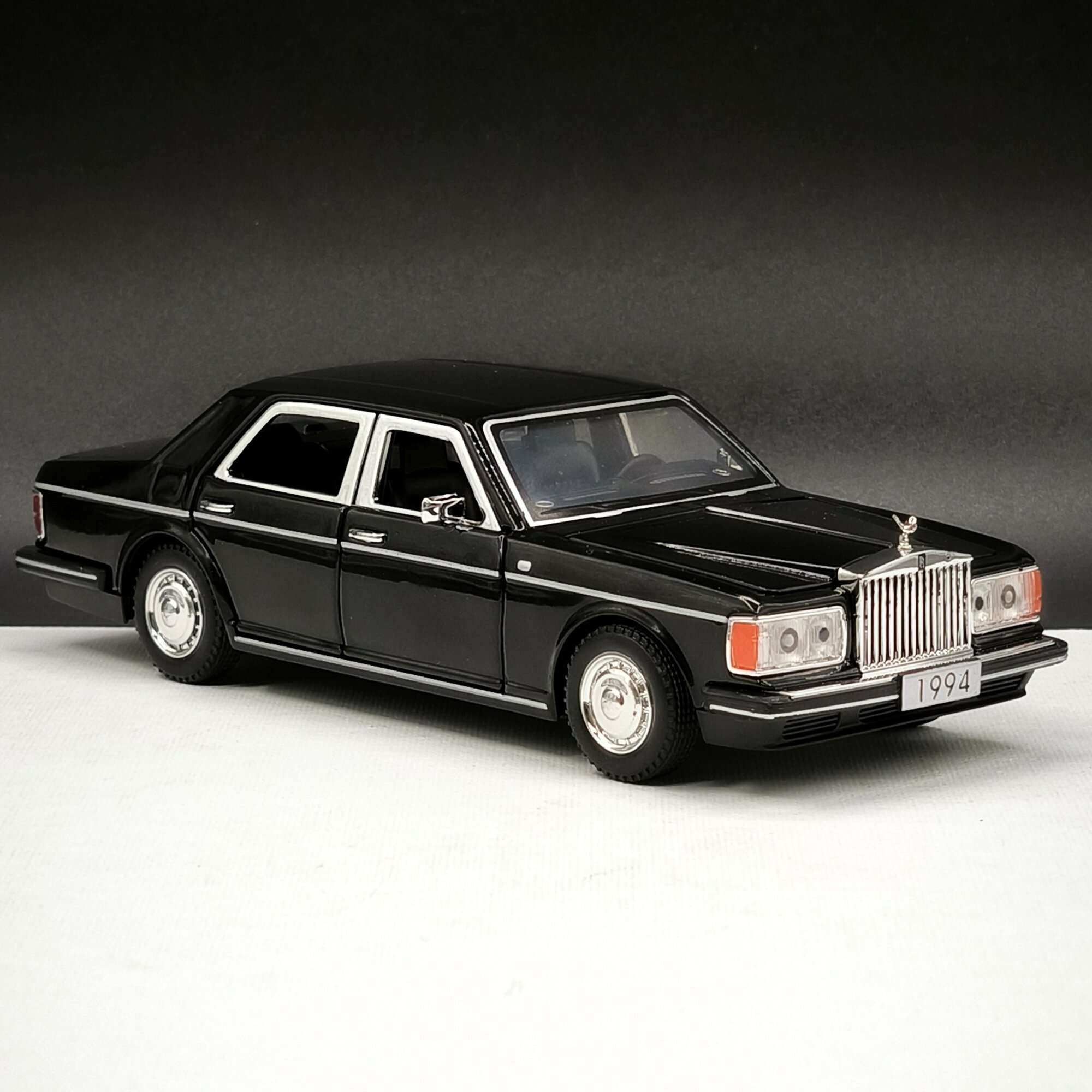 Машинка металлическая "Rolls-Royce Silver Spur", масштаб 1:32, со световым и звуковым эффектом