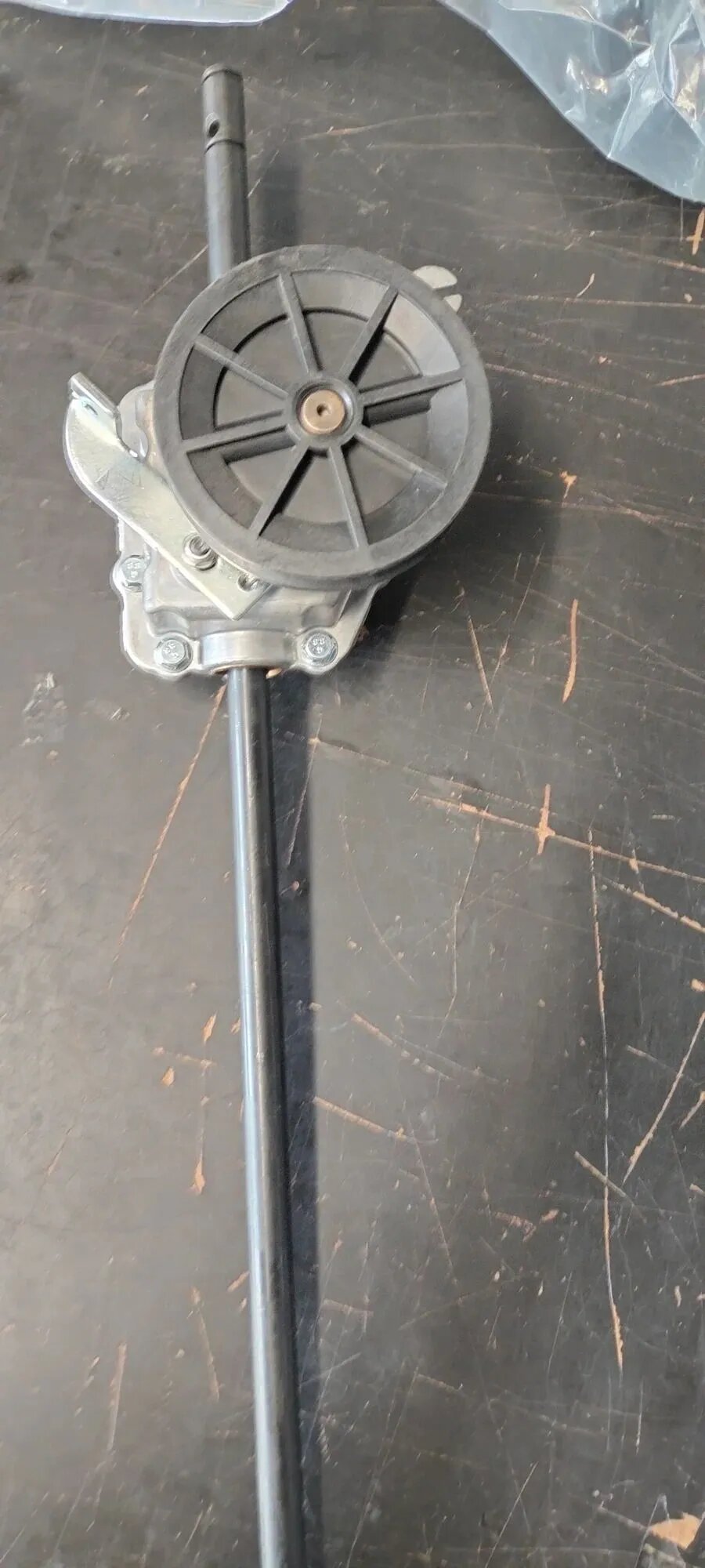 Редуктор привода колес для газонокосилок ELM4611 PLM4621 4621N длина 483мм AA001090