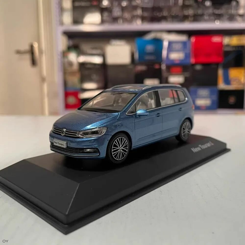 Модель Volkswagen New Touran L 2016 MPV синего цвета 1:43 коллекционная